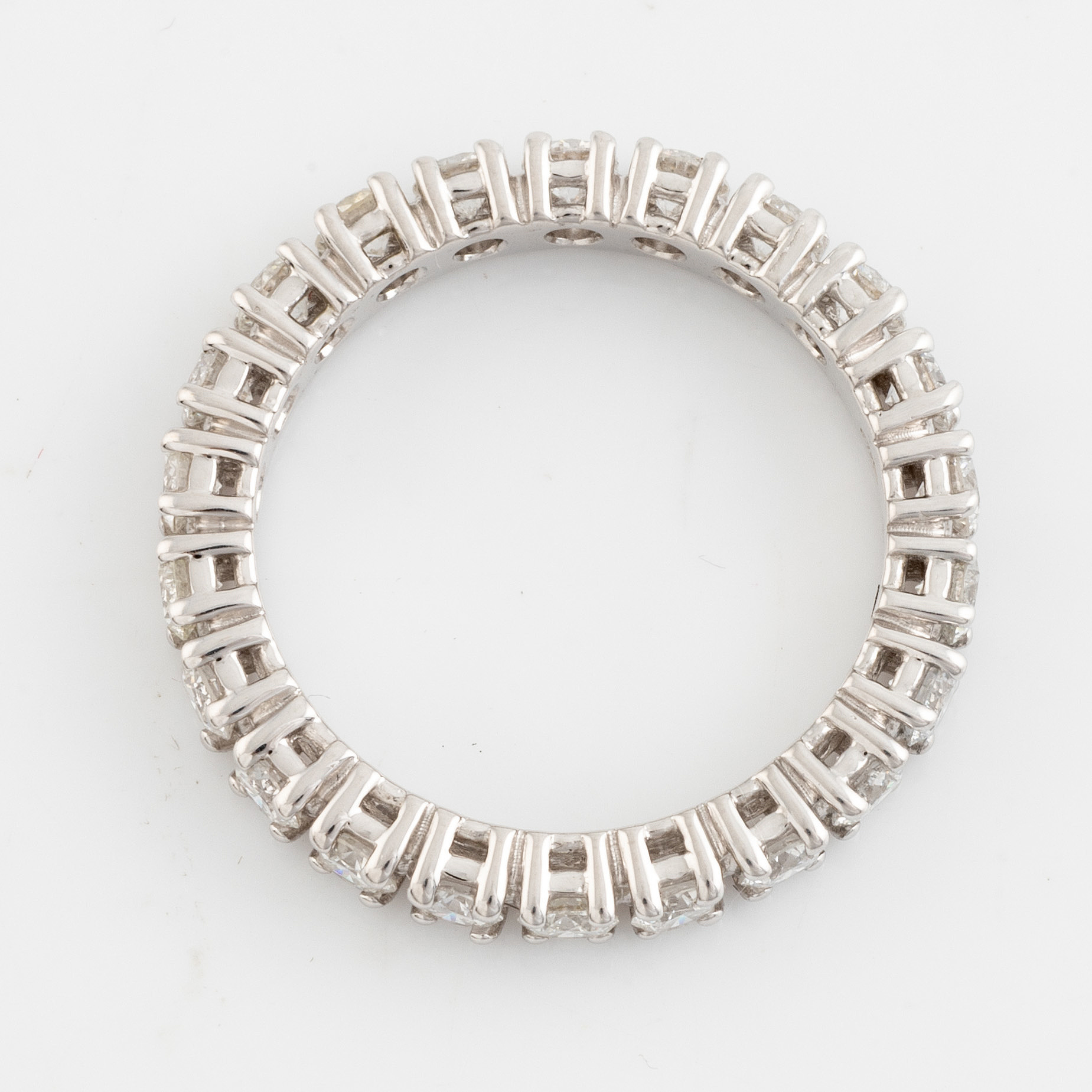 Brilliant cut diamond eternity ring, with HRD report. - Bukowskis