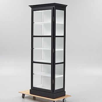 Vitrinskåp, "V1", Lindebjerg Design. - Bukowskis