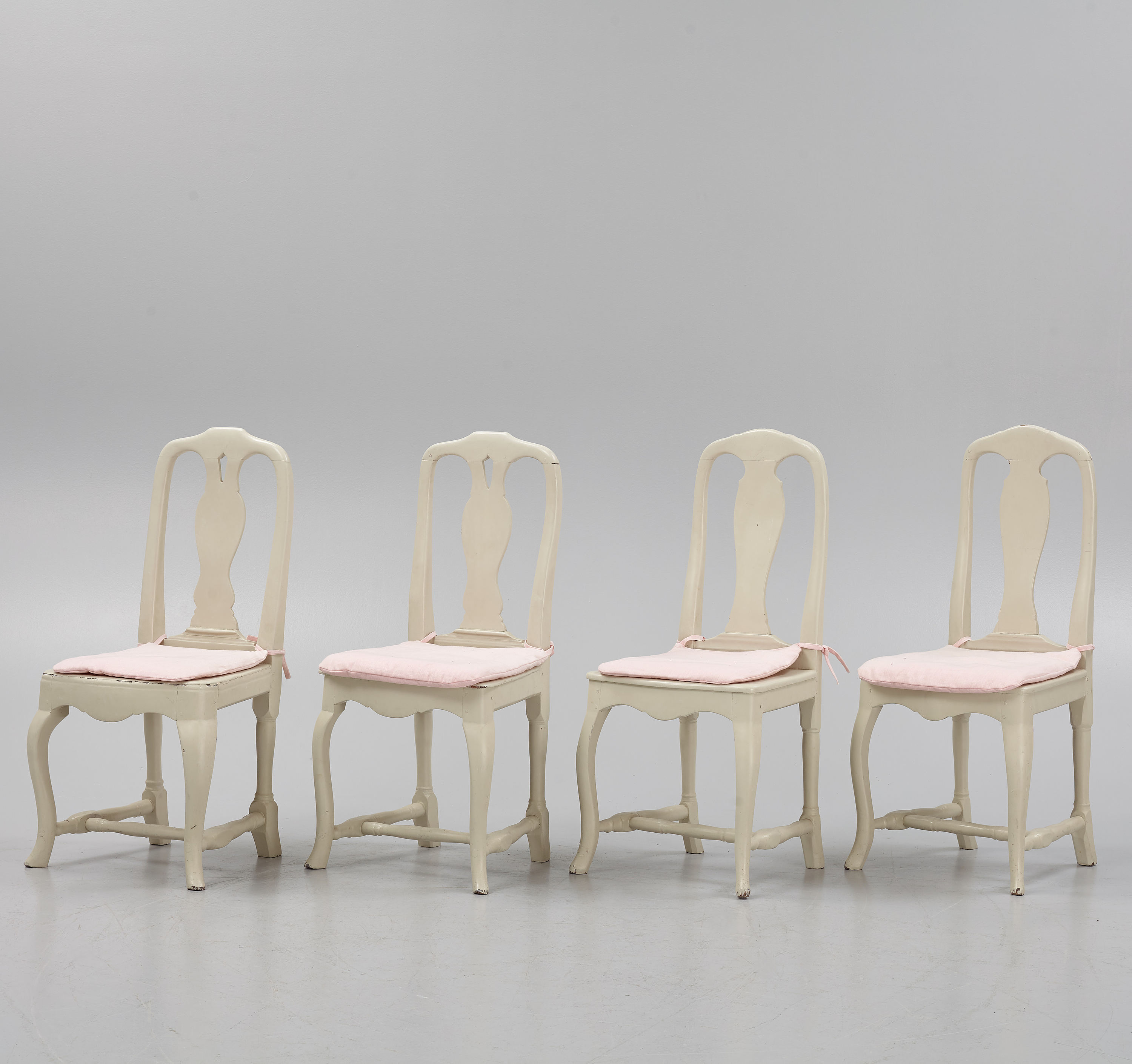 6 rokoko chairs, (4 + 2 ) white painted, Rokoko, 1700's. - Bukowskis