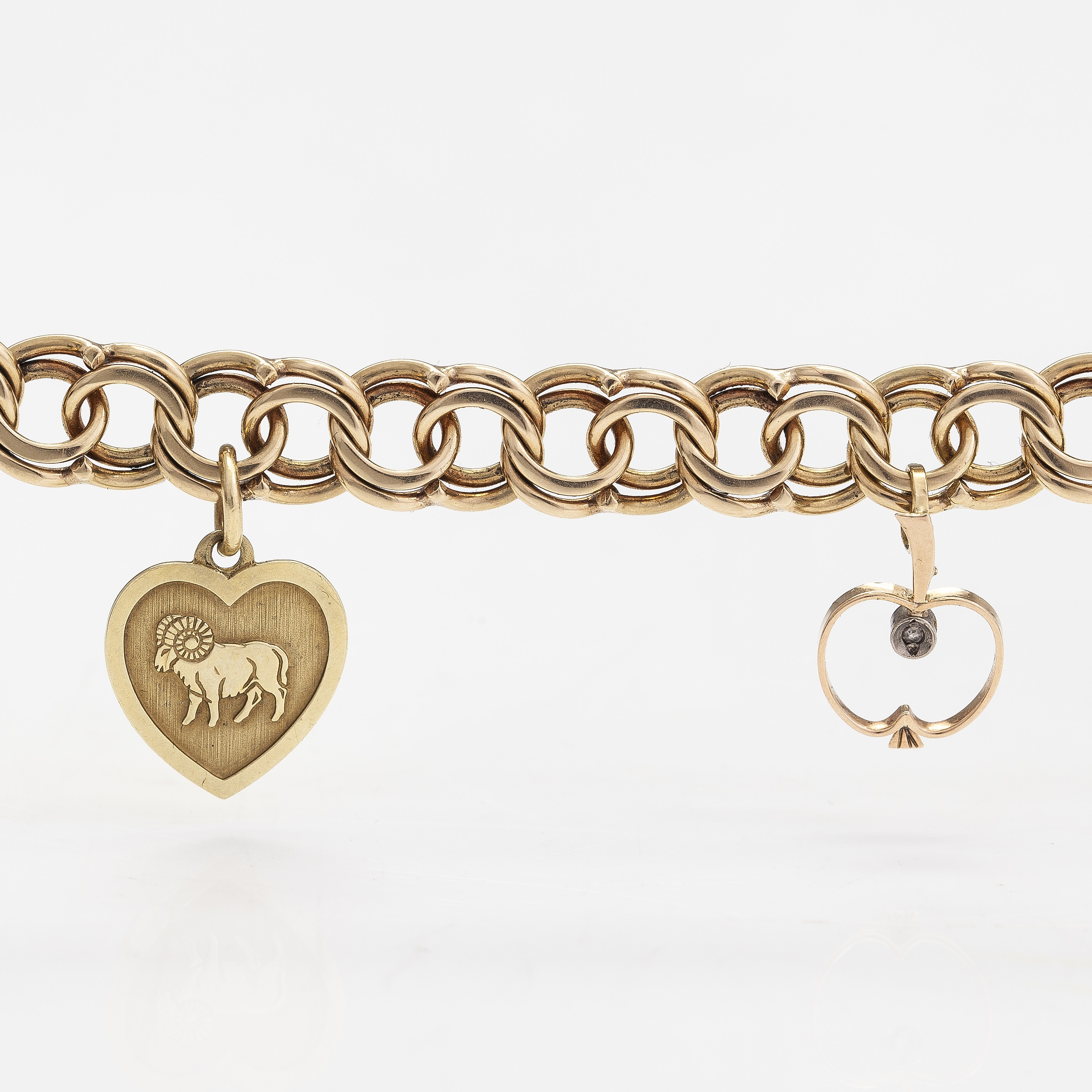 Armband med berlocker, 14K guld. Finska importstämplar. - Bukowskis