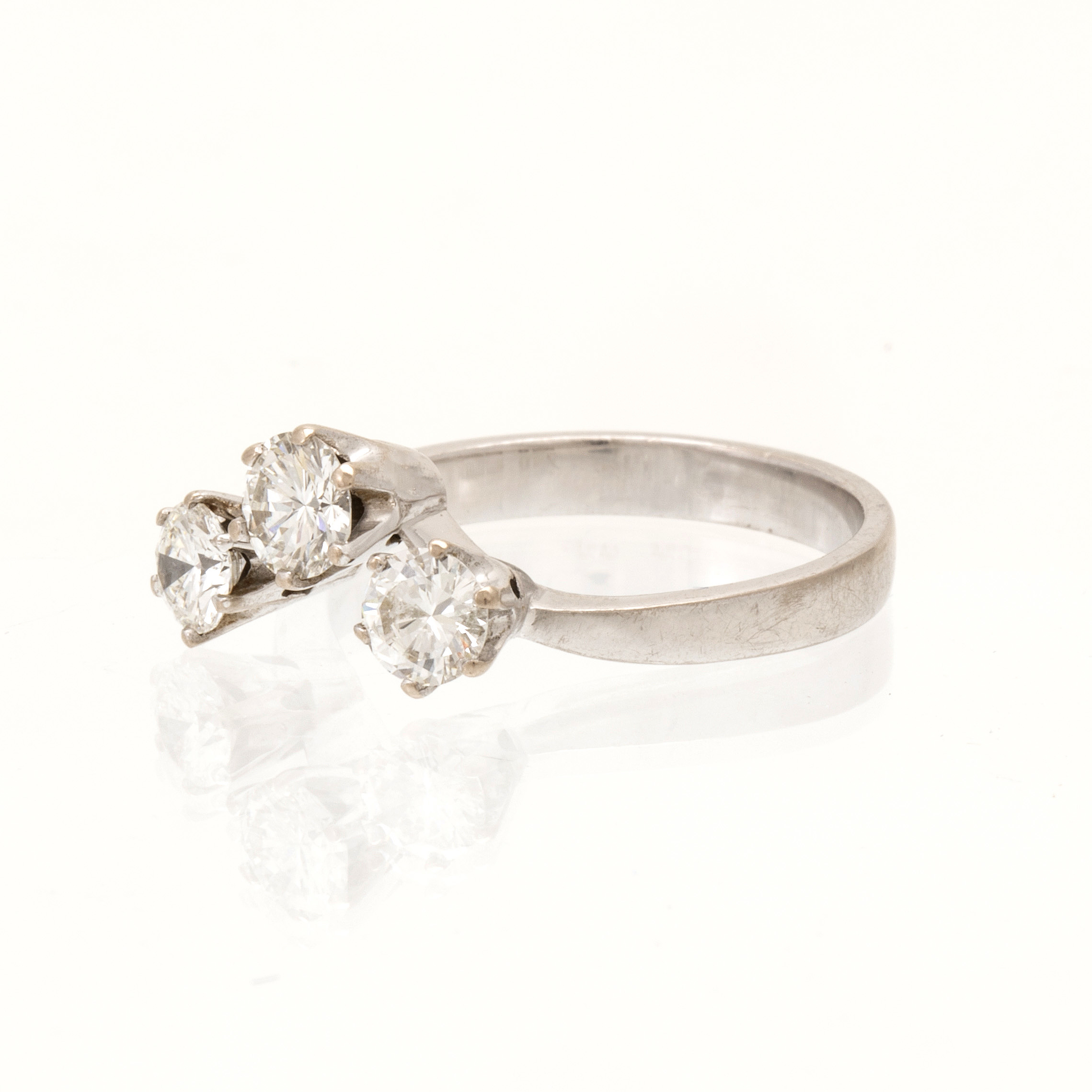 Ring trestensring 18K vitguld med runda briljantslipade diamanter. - Bukowskis