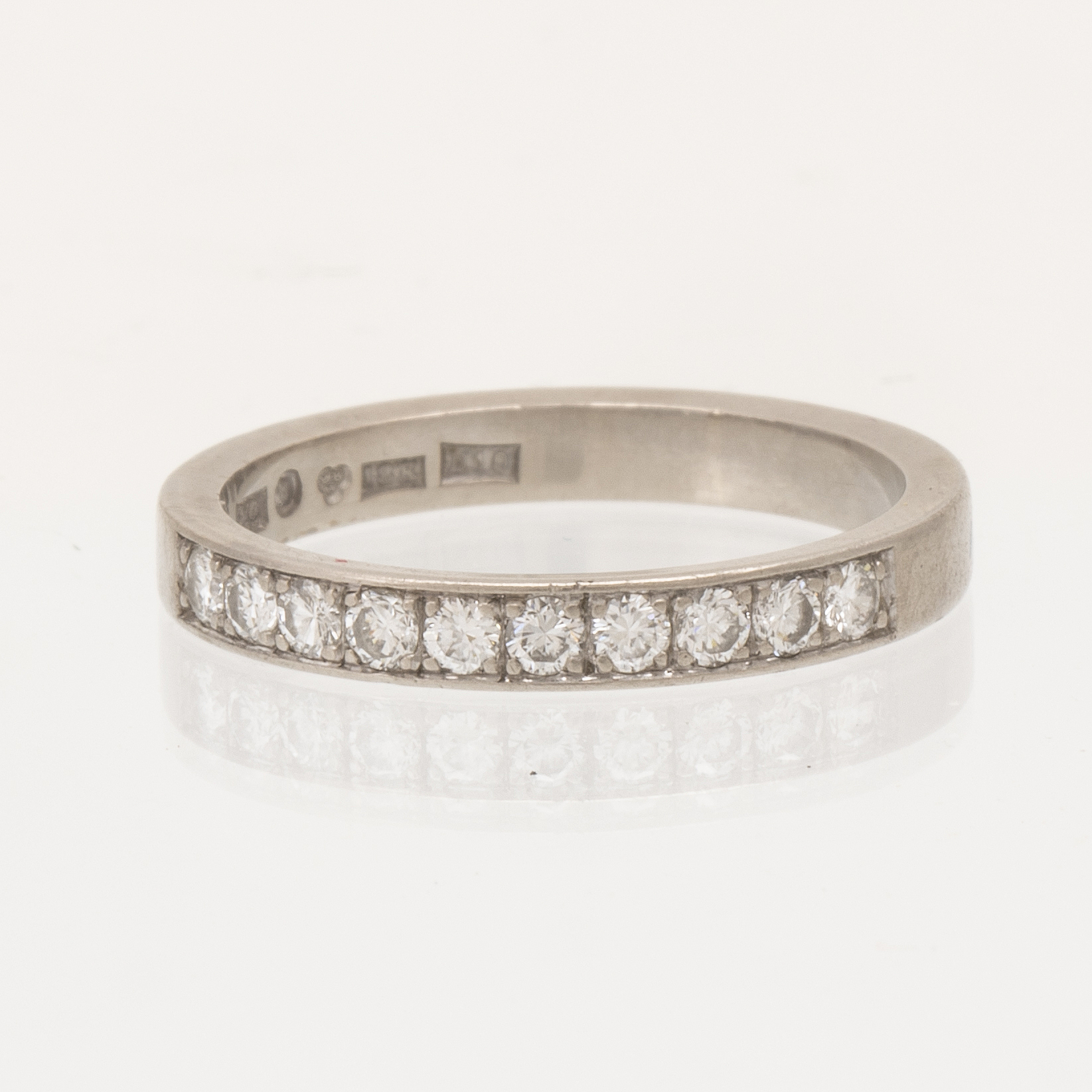 Ring halvallians 18K vitguld med runda briljantslipade diamanter. - Bukowskis