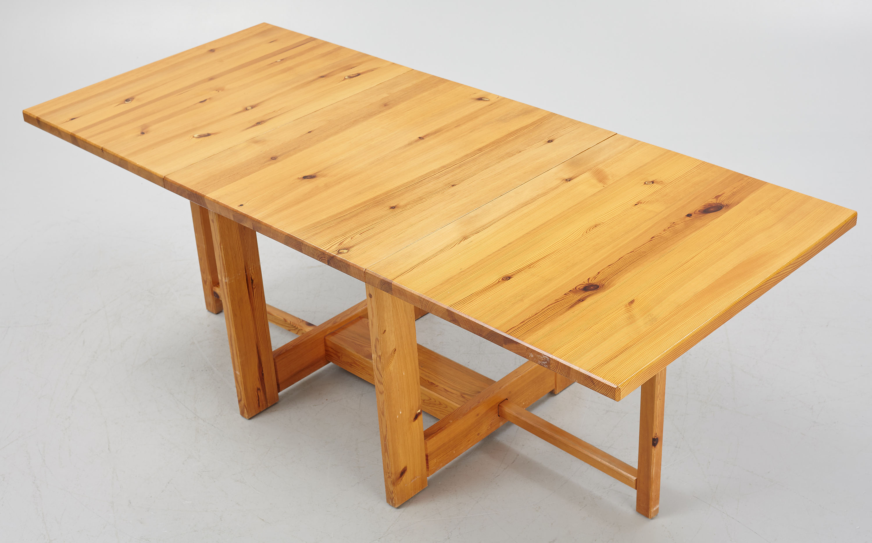 A pinewood dining table, second half 1900's. - Bukowskis