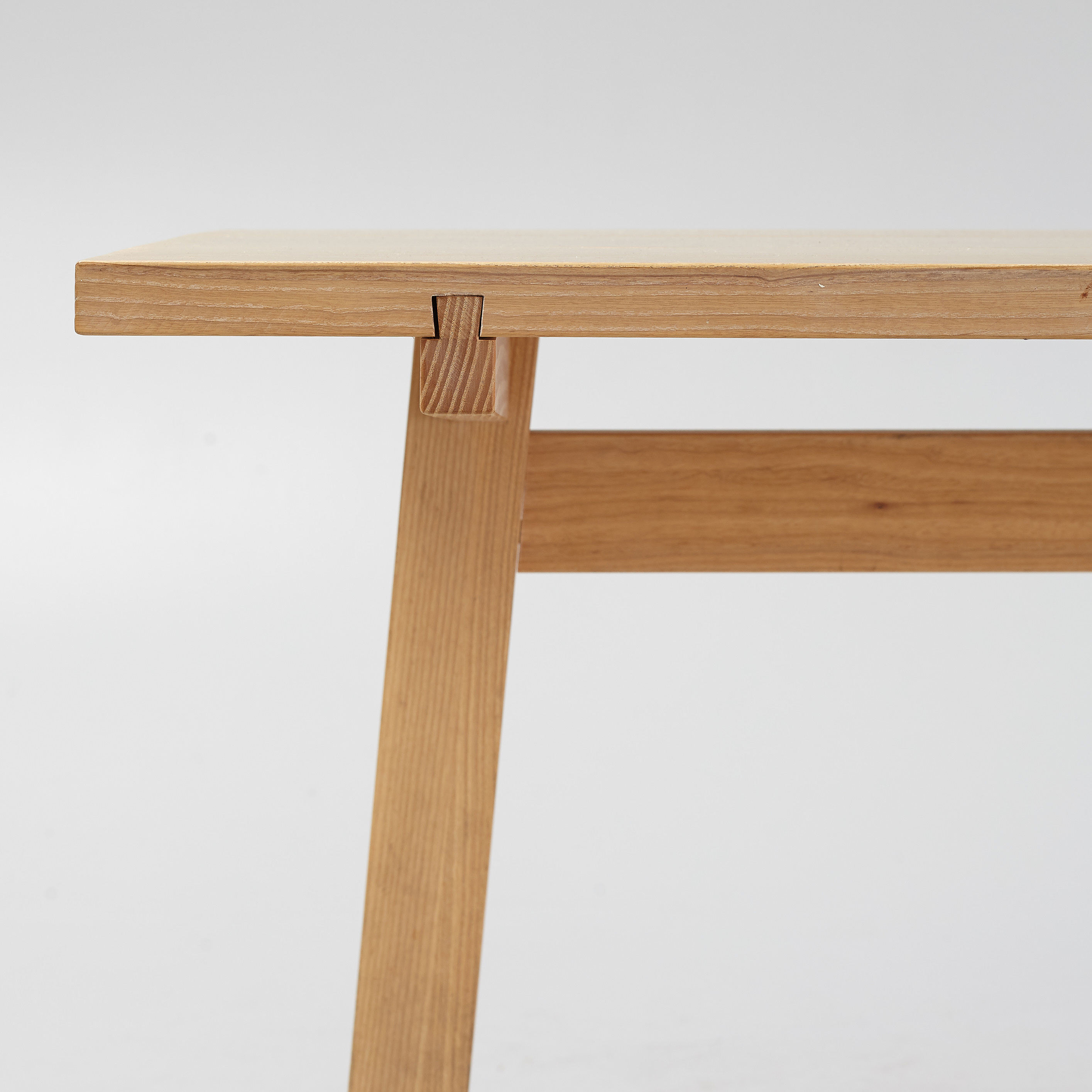 Matbord, tillverkat på Sävar snickeri. - Bukowskis