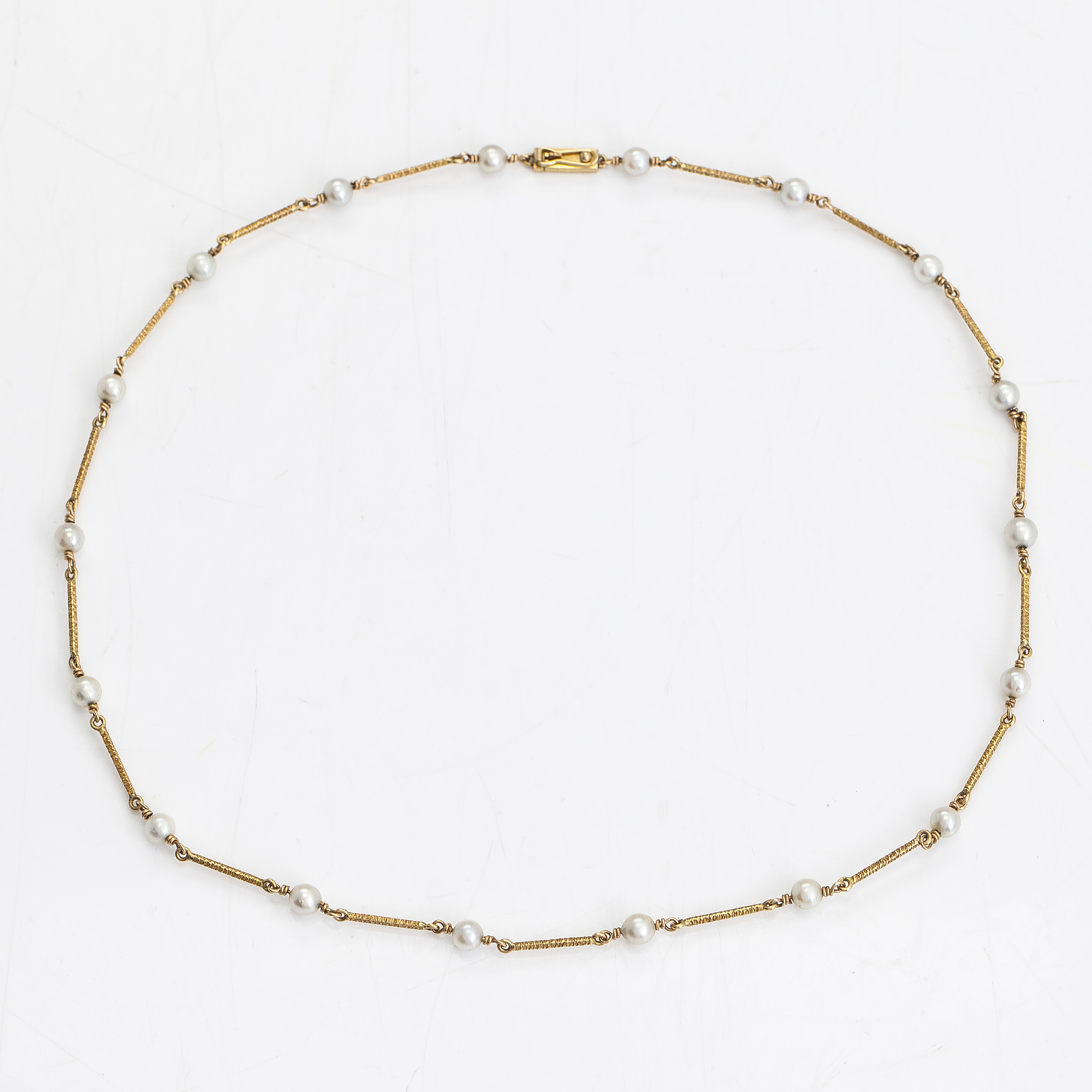 Halsband, 14K guld med odlade pärlor, Helsingfors 1968. - Bukowskis