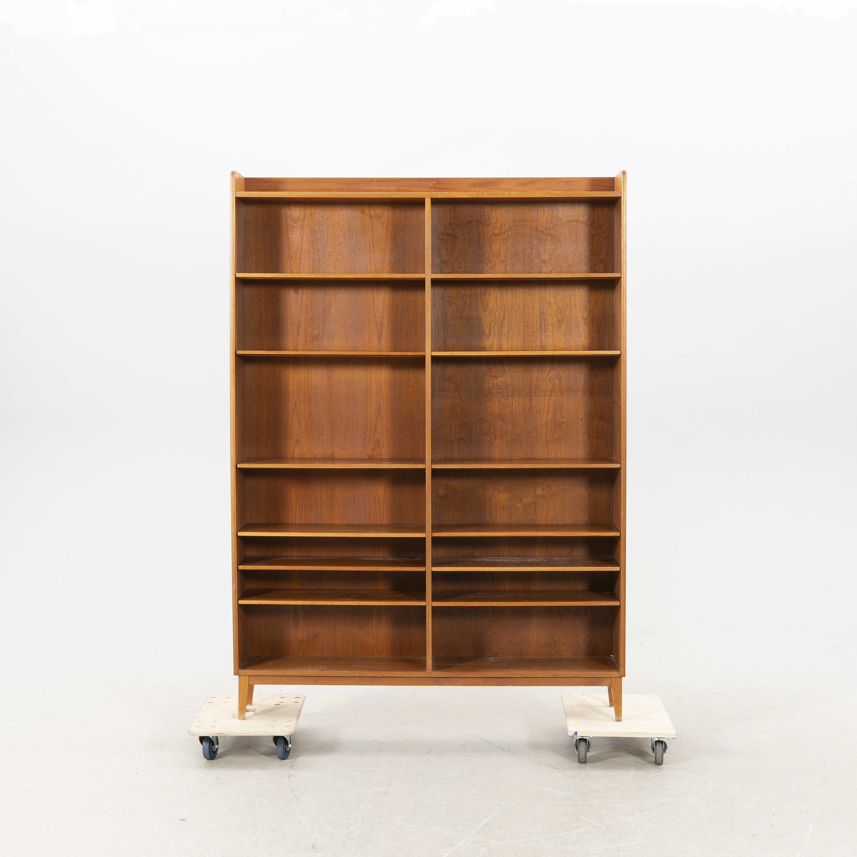 A 1960s teak book shelf. - Bukowskis