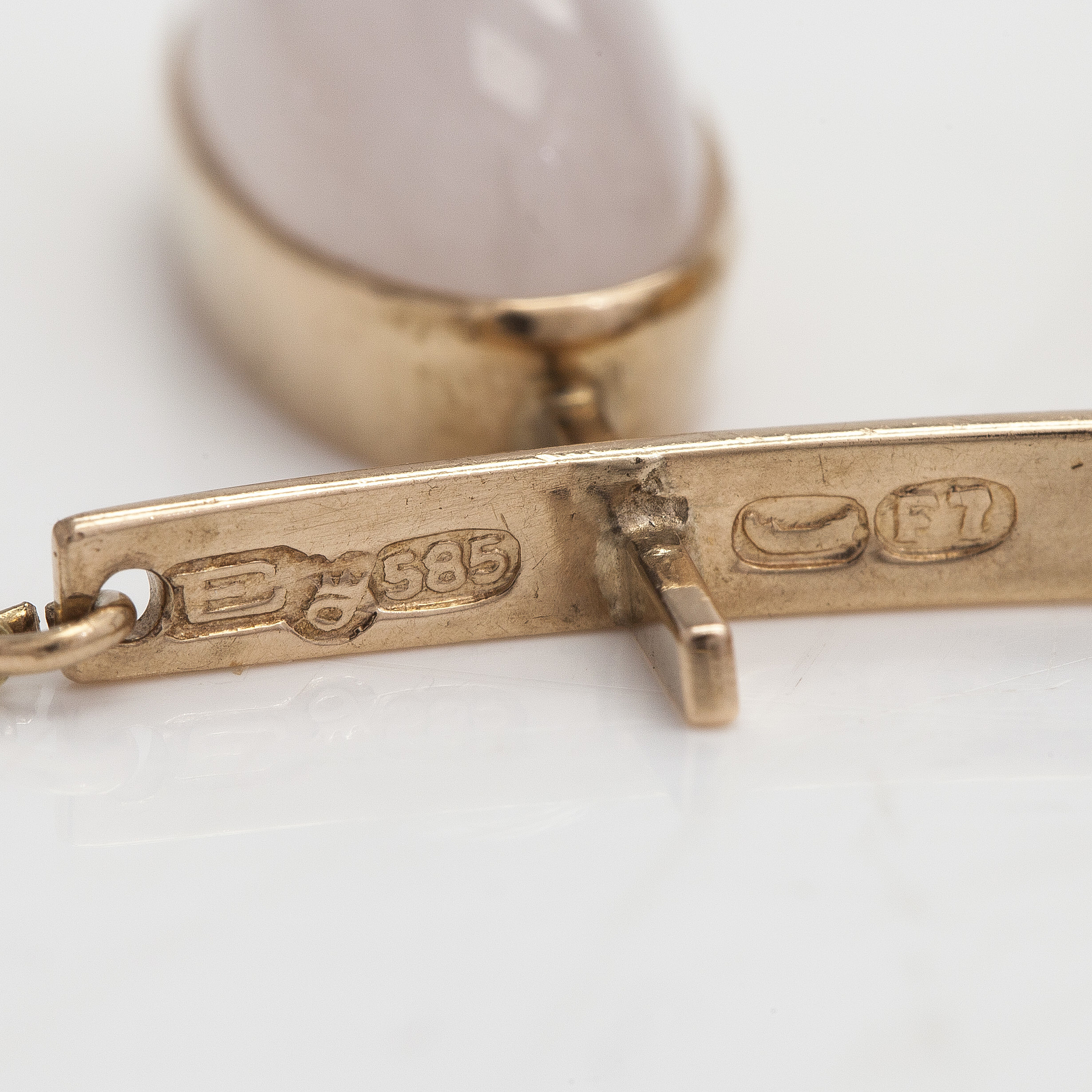 Halsband, 14K guld och mjölkkvarts, Eero Eskelinen, Helsingfors 1959. - Bukowskis