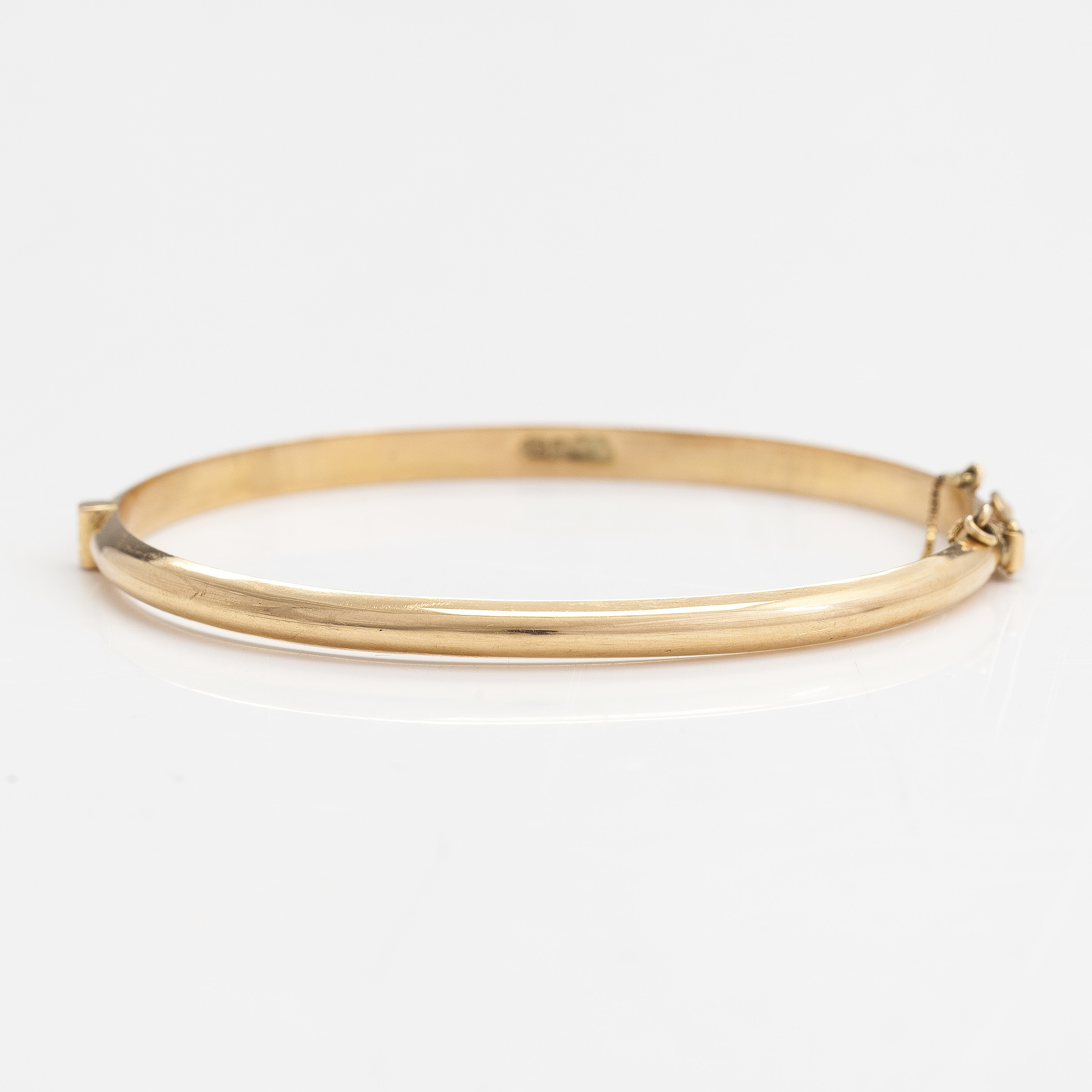 A 14K gold bangle by Ky Kari Rosti, Helsinki 1994. - Bukowskis