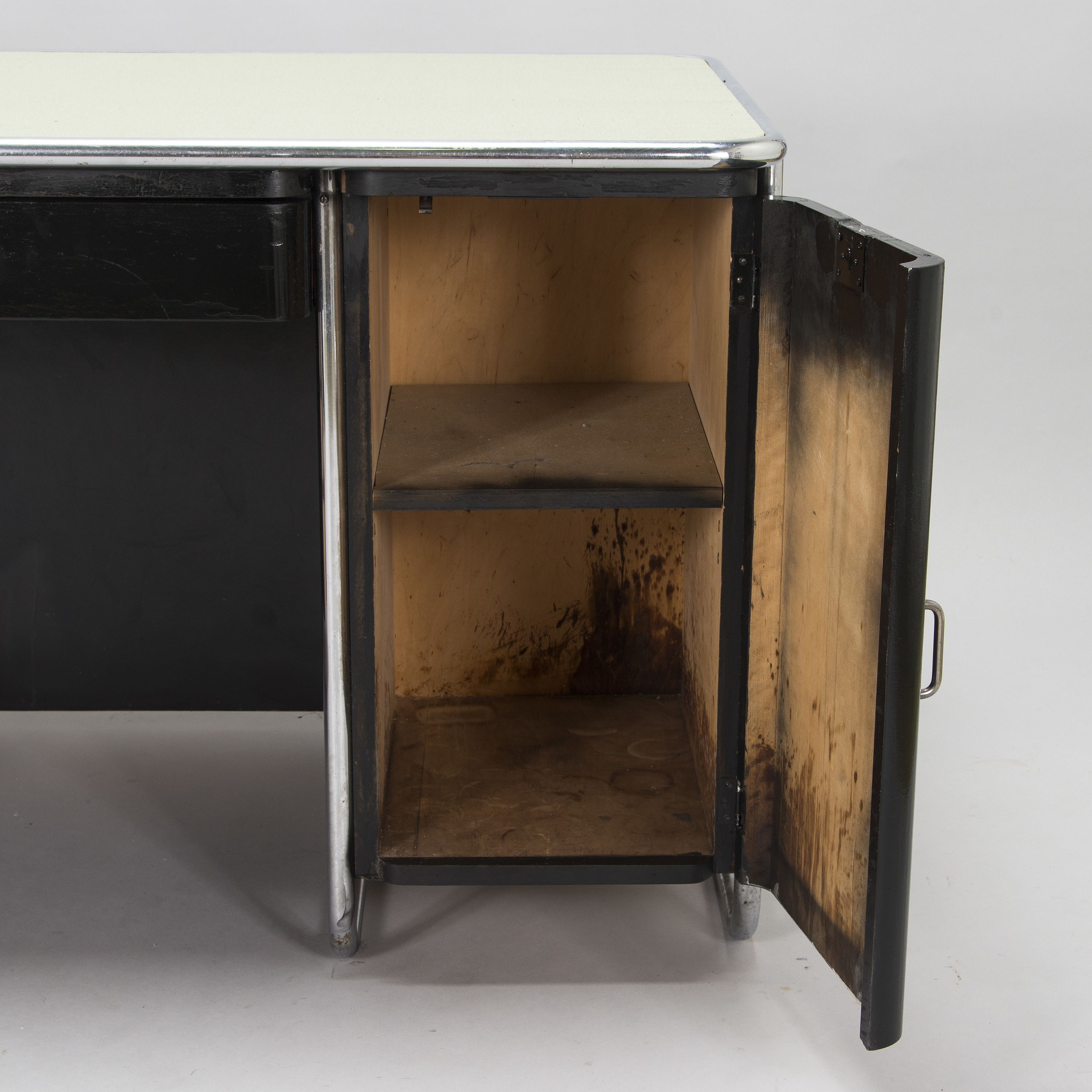 A 1930's writing desk for Oy Veljekset Lampila Ab. - Bukowskis