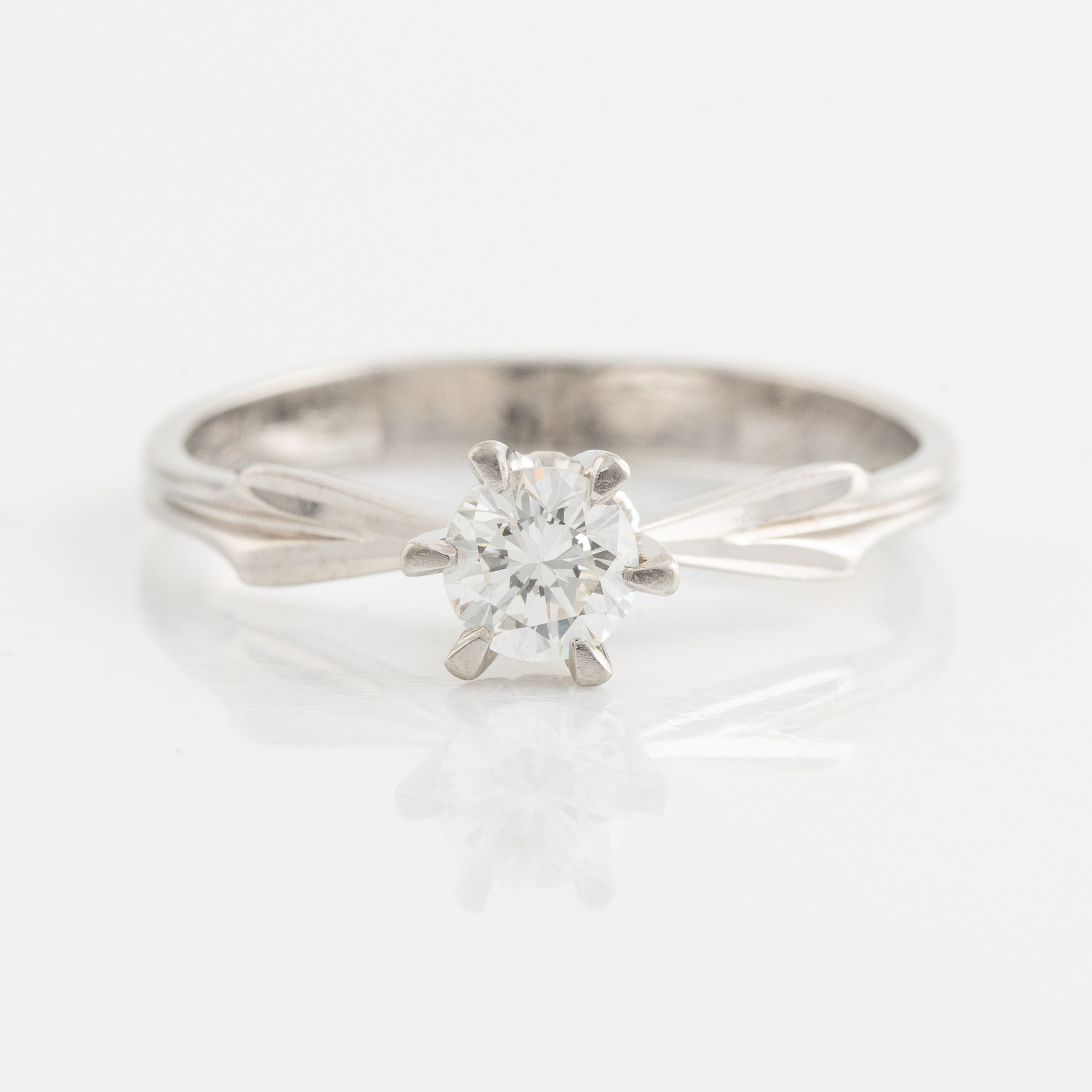 Ring 18K vitguld med en rund briljantslipad diamant. - Bukowskis