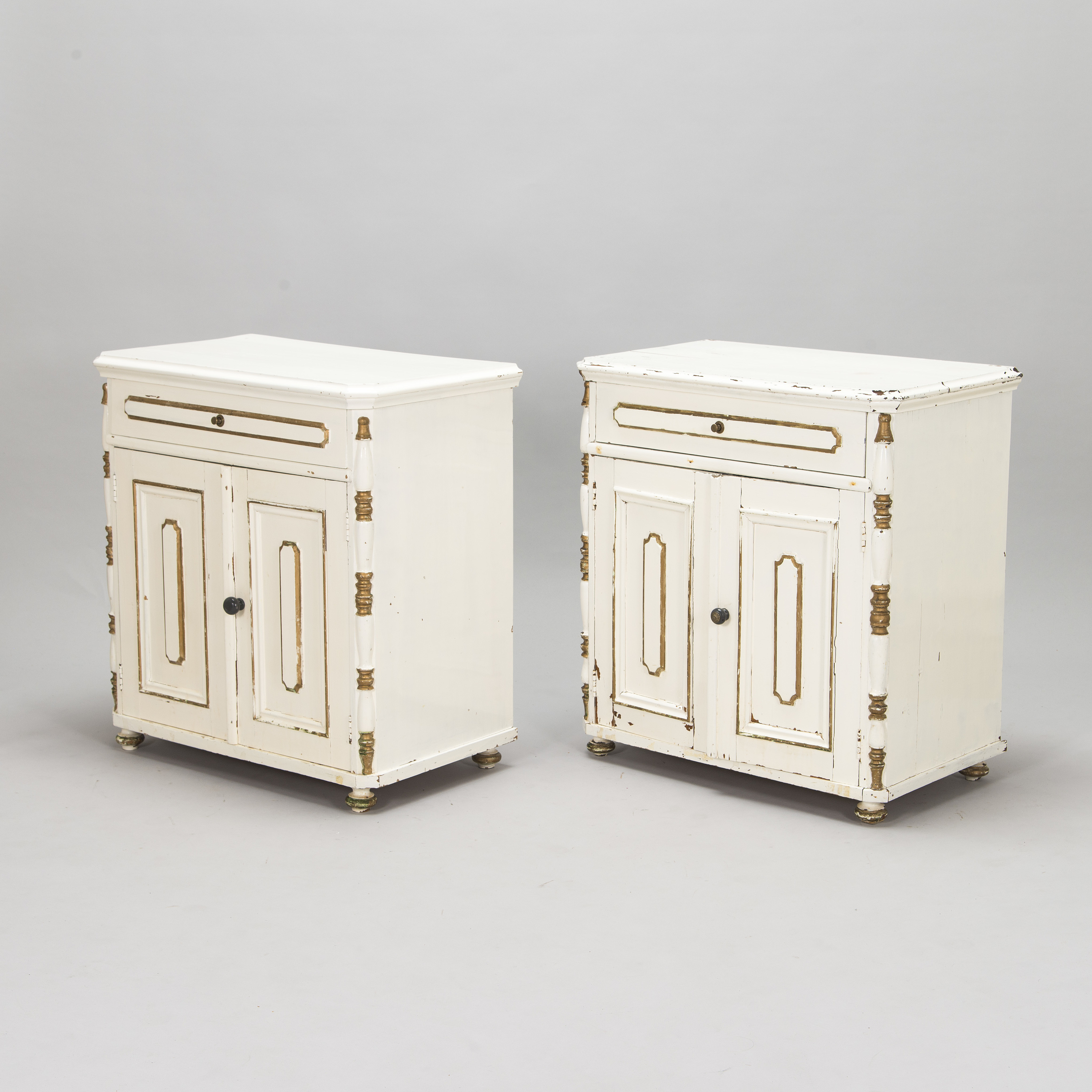 A late 19th century bedside tables/commodes. - Bukowskis