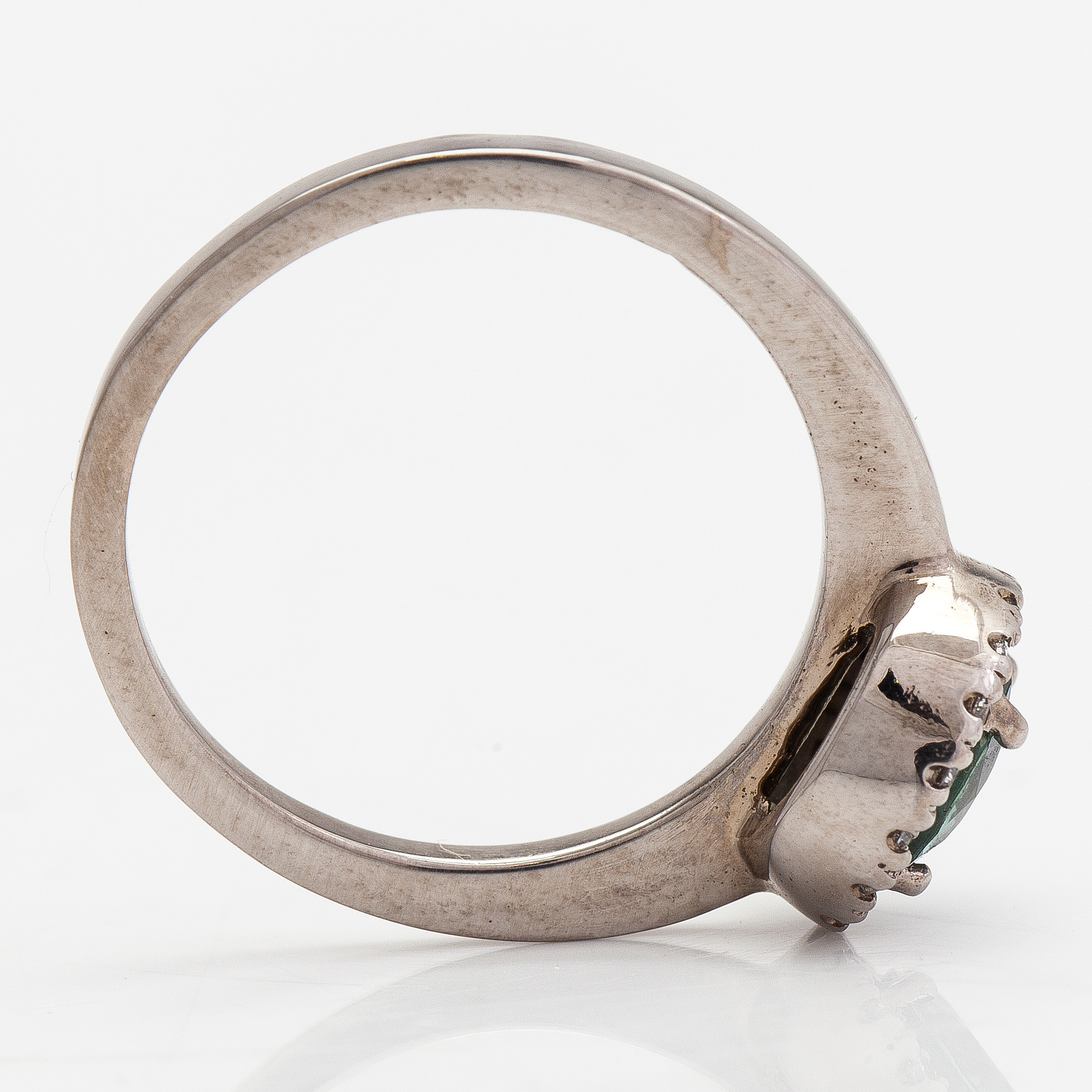 Ring, 14K vitguld med grön safir och briljantslipade diamanter ca 0.20 ct. totalt, 2009. - Bukowskis