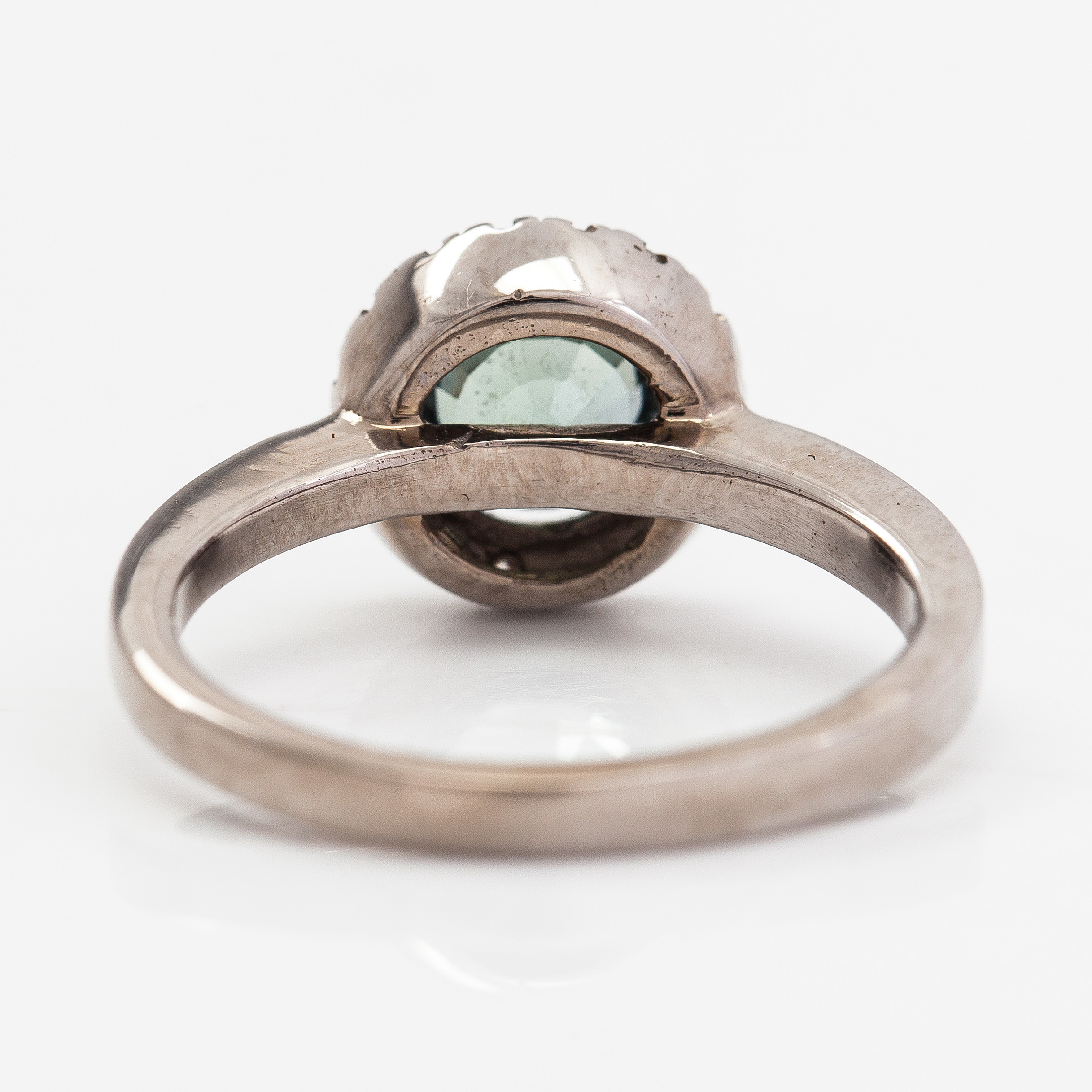 Ring, 14K vitguld med grön safir och briljantslipade diamanter ca 0.20 ct. totalt, 2009. - Bukowskis