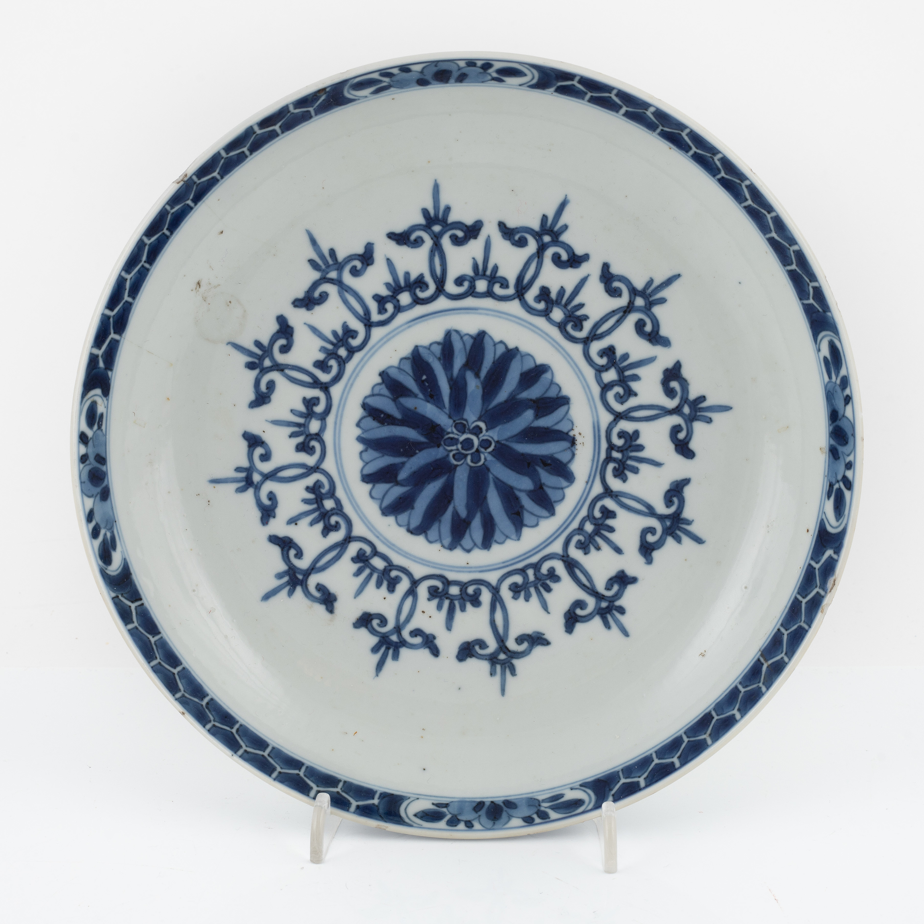 Tallrikar, porslin, 3 st, samt skålfat, Kina, 1700-tal. - Bukowskis