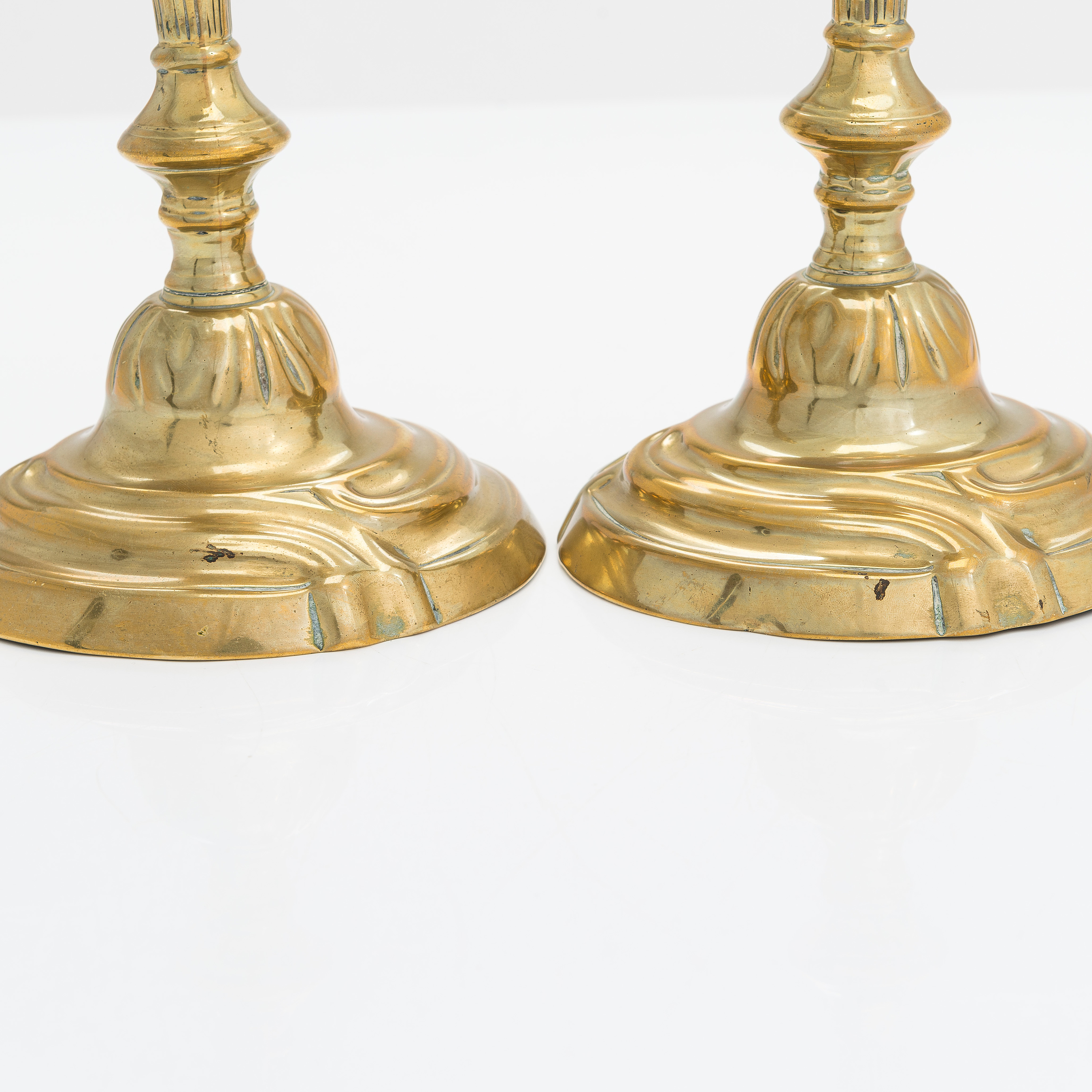 A pair of mid-18th century candlesticks France. - Bukowskis