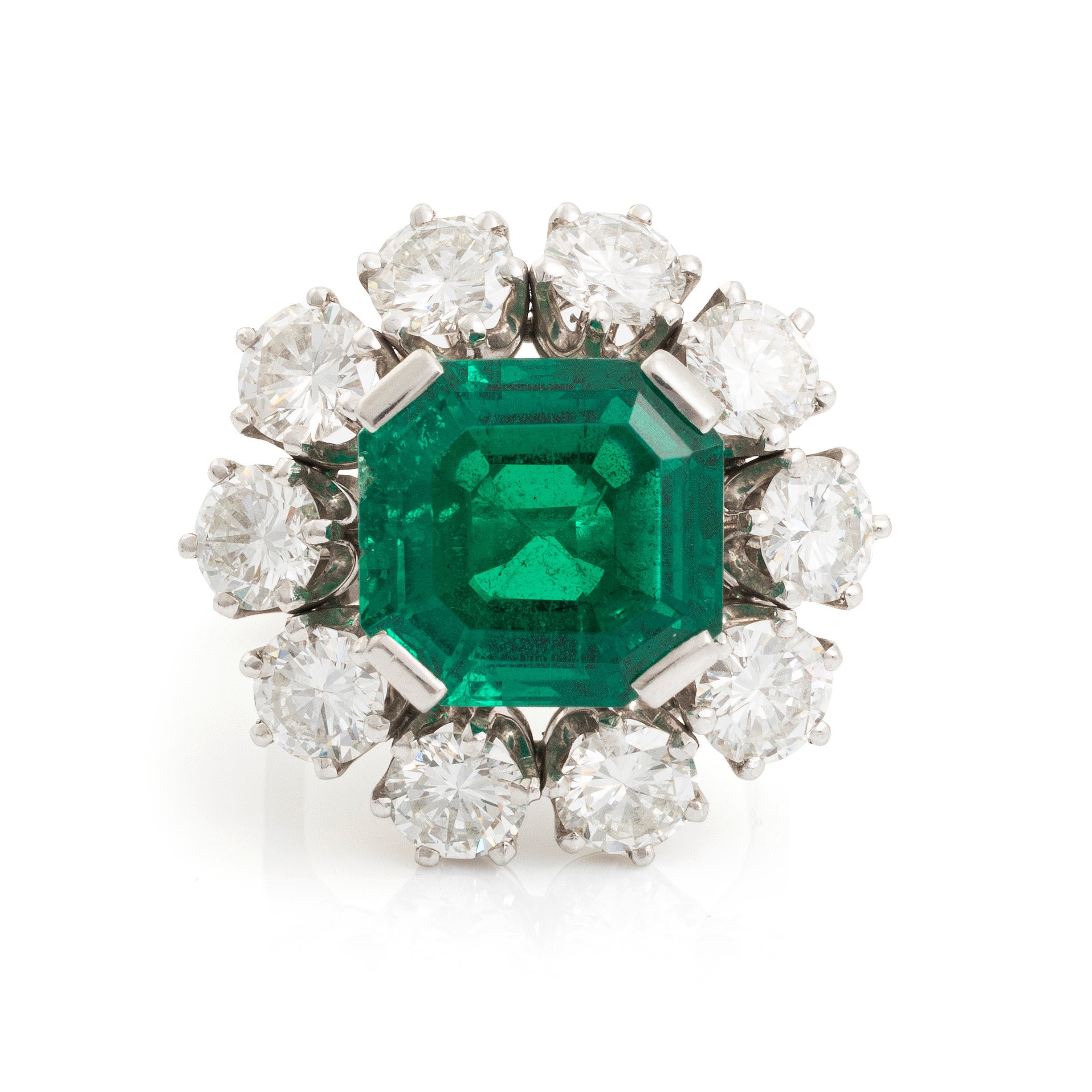 WA Bolin ring platina med en smaragdslipad smaragd och runda ...