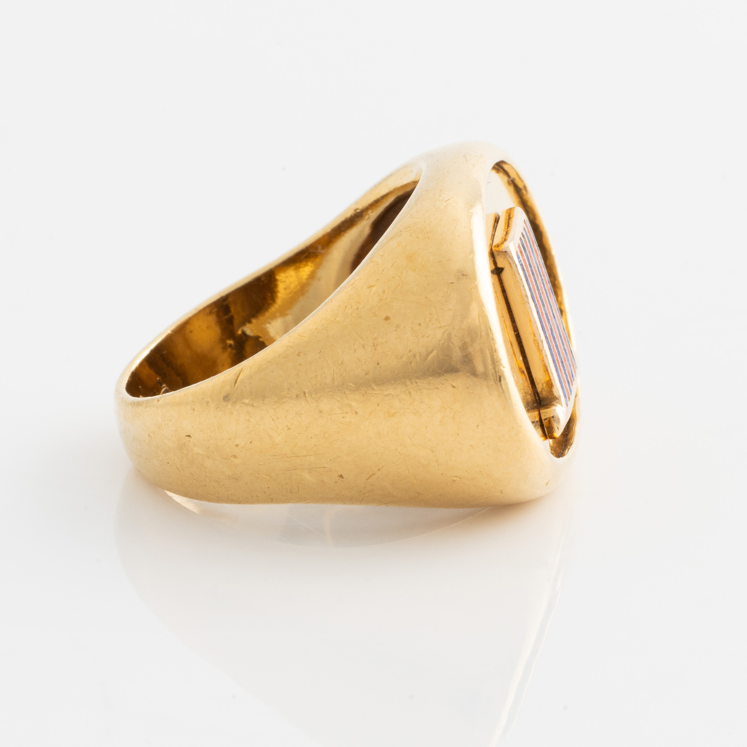 A ring with Broström´s flag in 18K gold and enamel. - Bukowskis