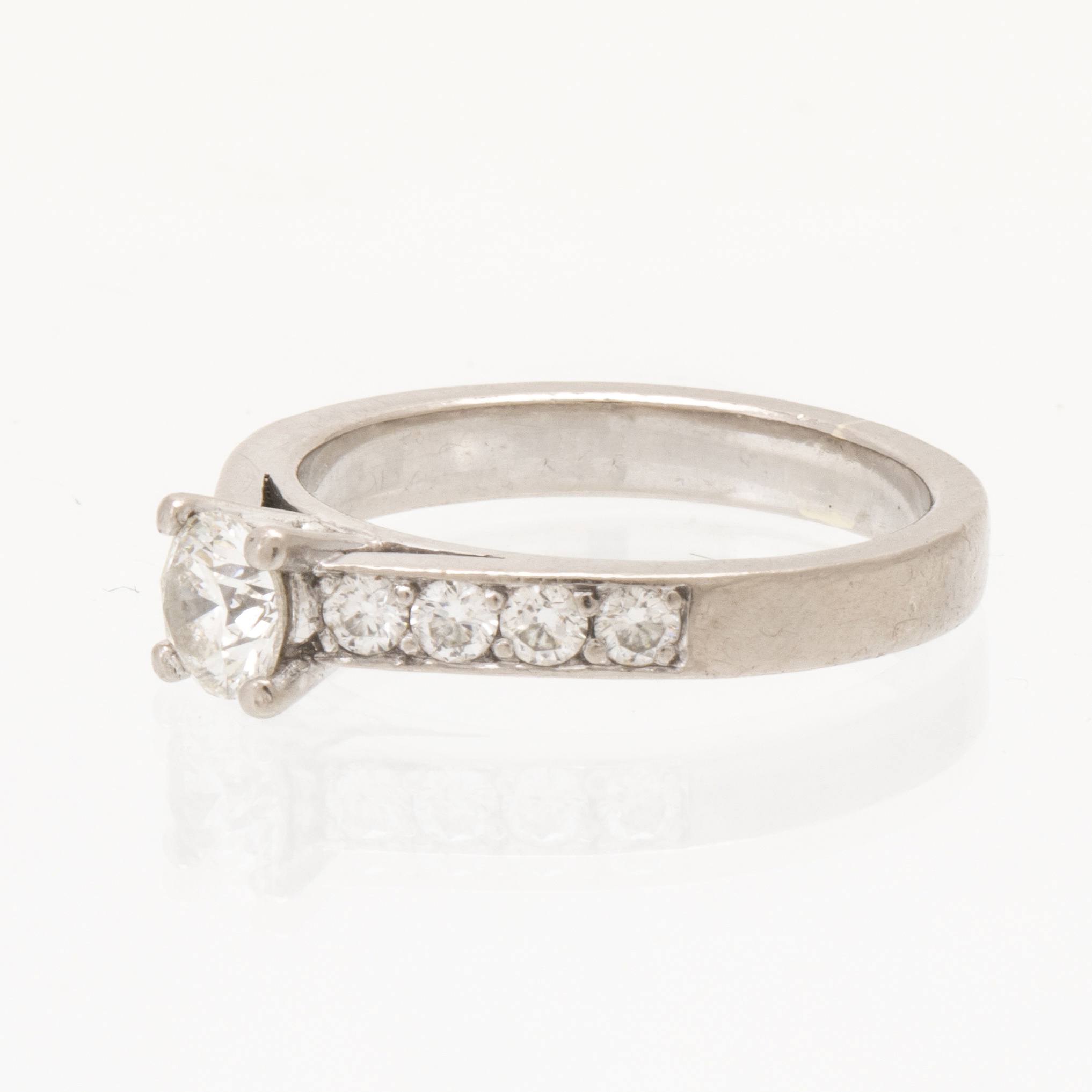 Ring 18K vitguld med runda briljantslipade diamanter. - Bukowskis