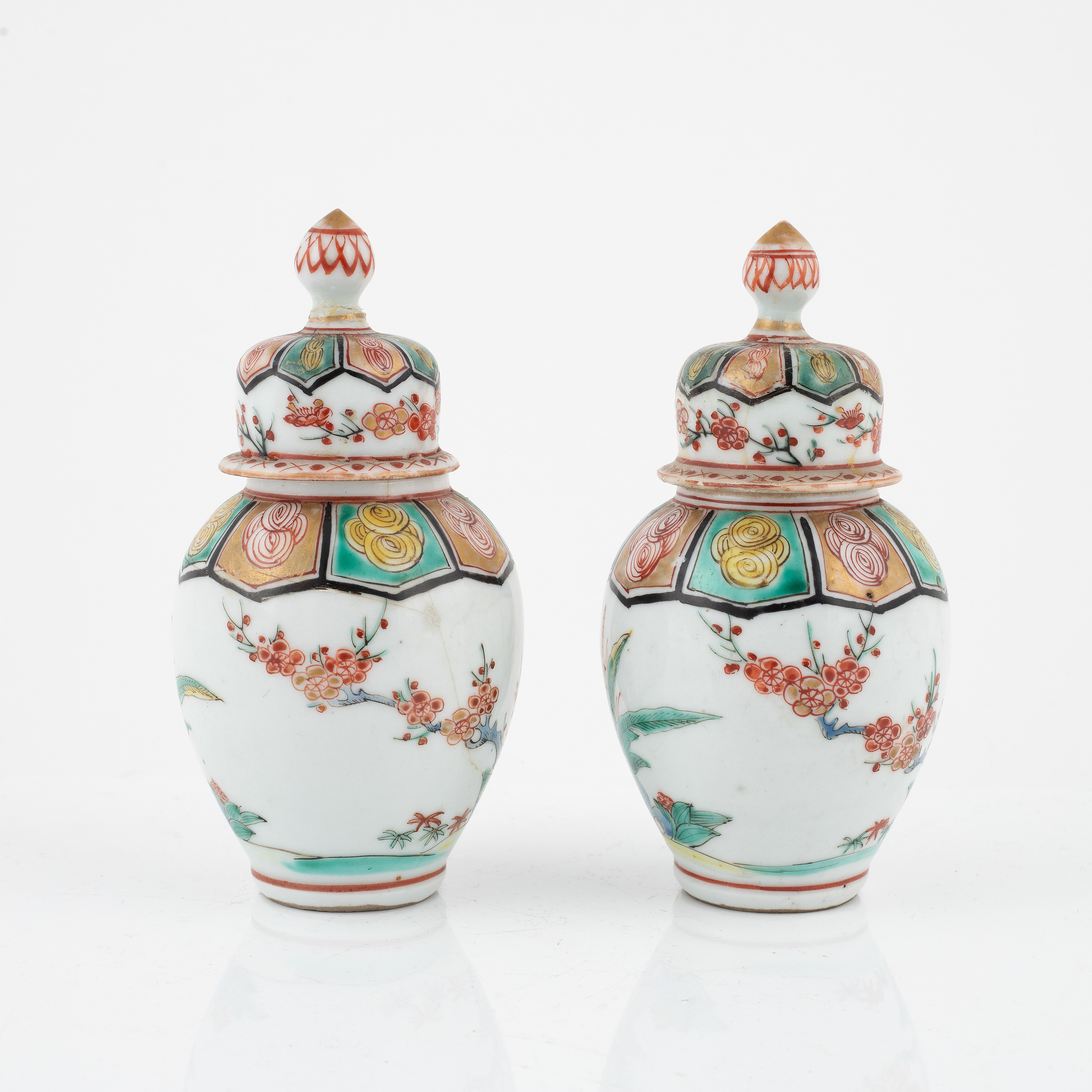 A pair of Japanese jars with covers, circa 1900. - Bukowskis
