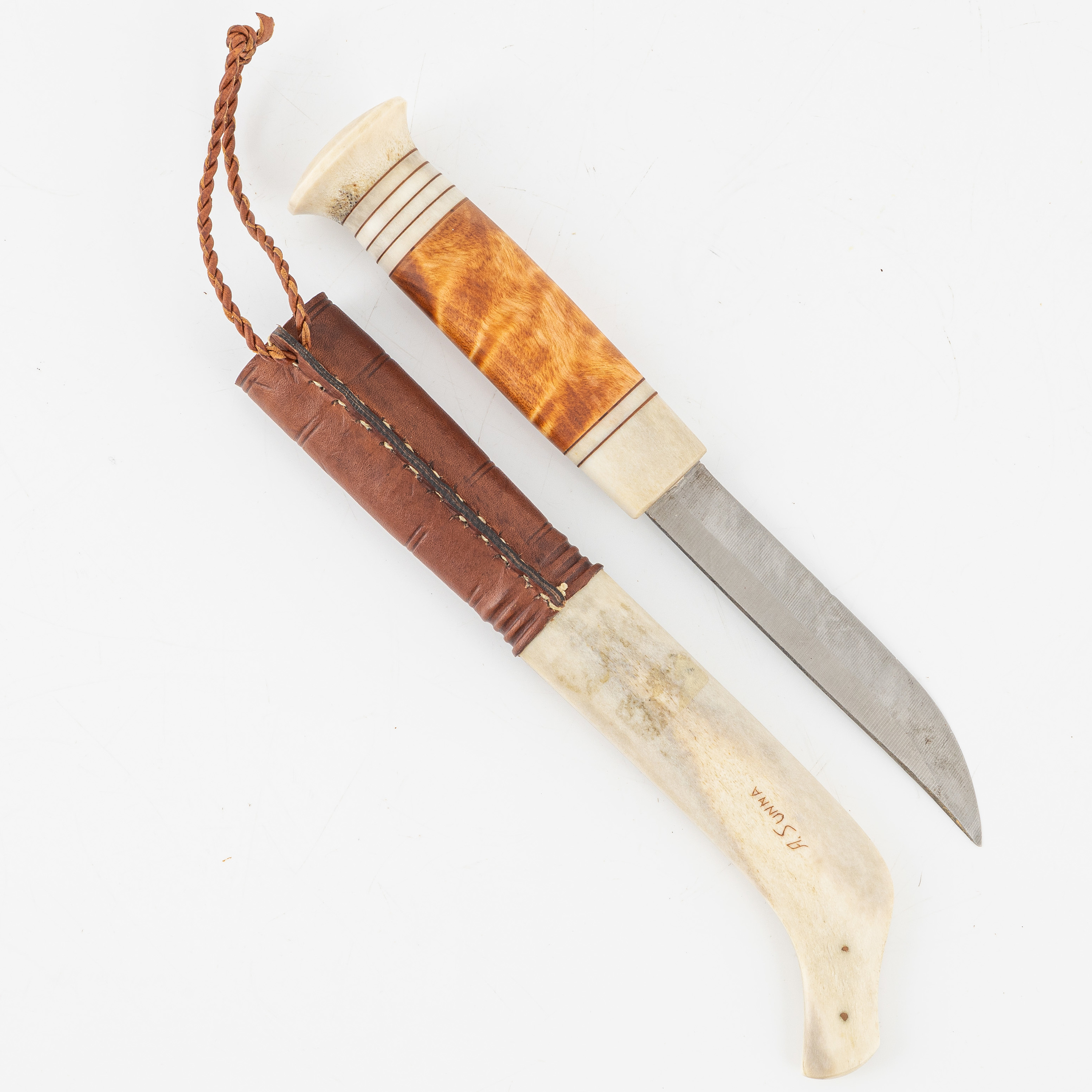 Anders Sunna, a reindeer horn knife, signed. - Bukowskis