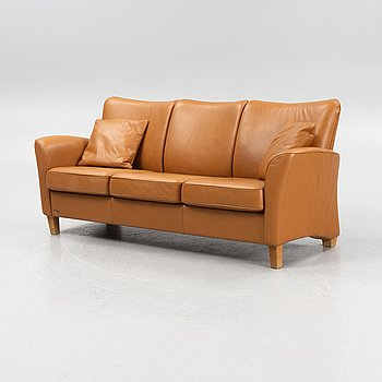 A 'Fia' leather upholstered sofa from Brunstad, 21st Century. - Bukowskis