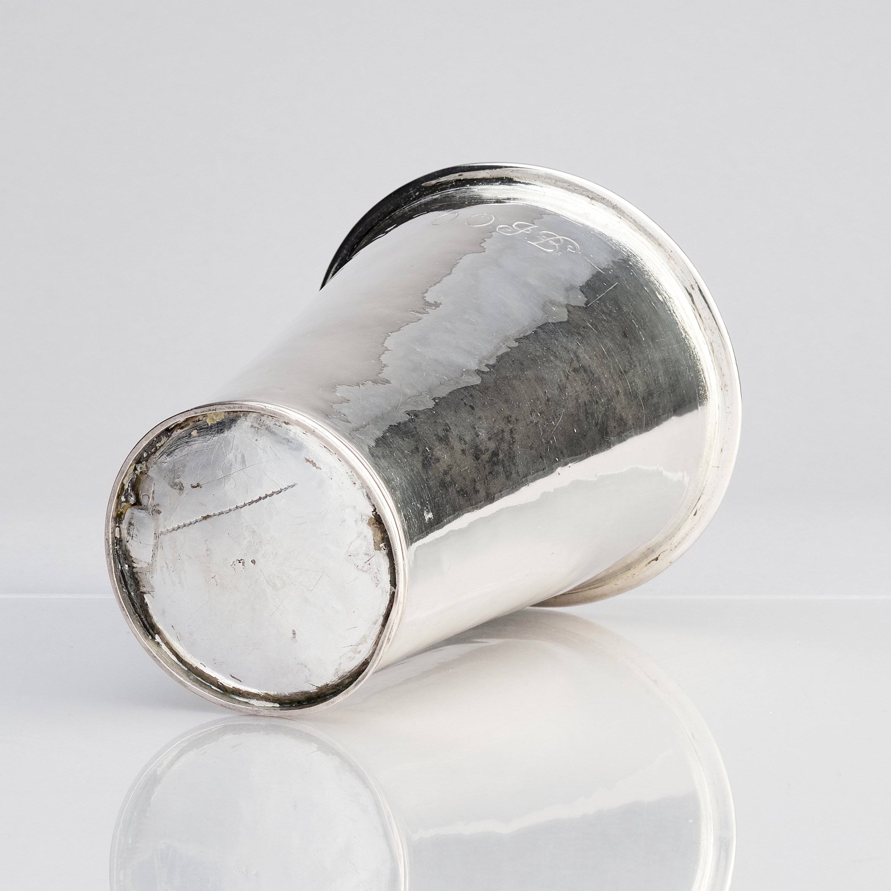 Bägare, silver, fragment av mästarstämpel, möjligen Michel Pohl d.ä ...