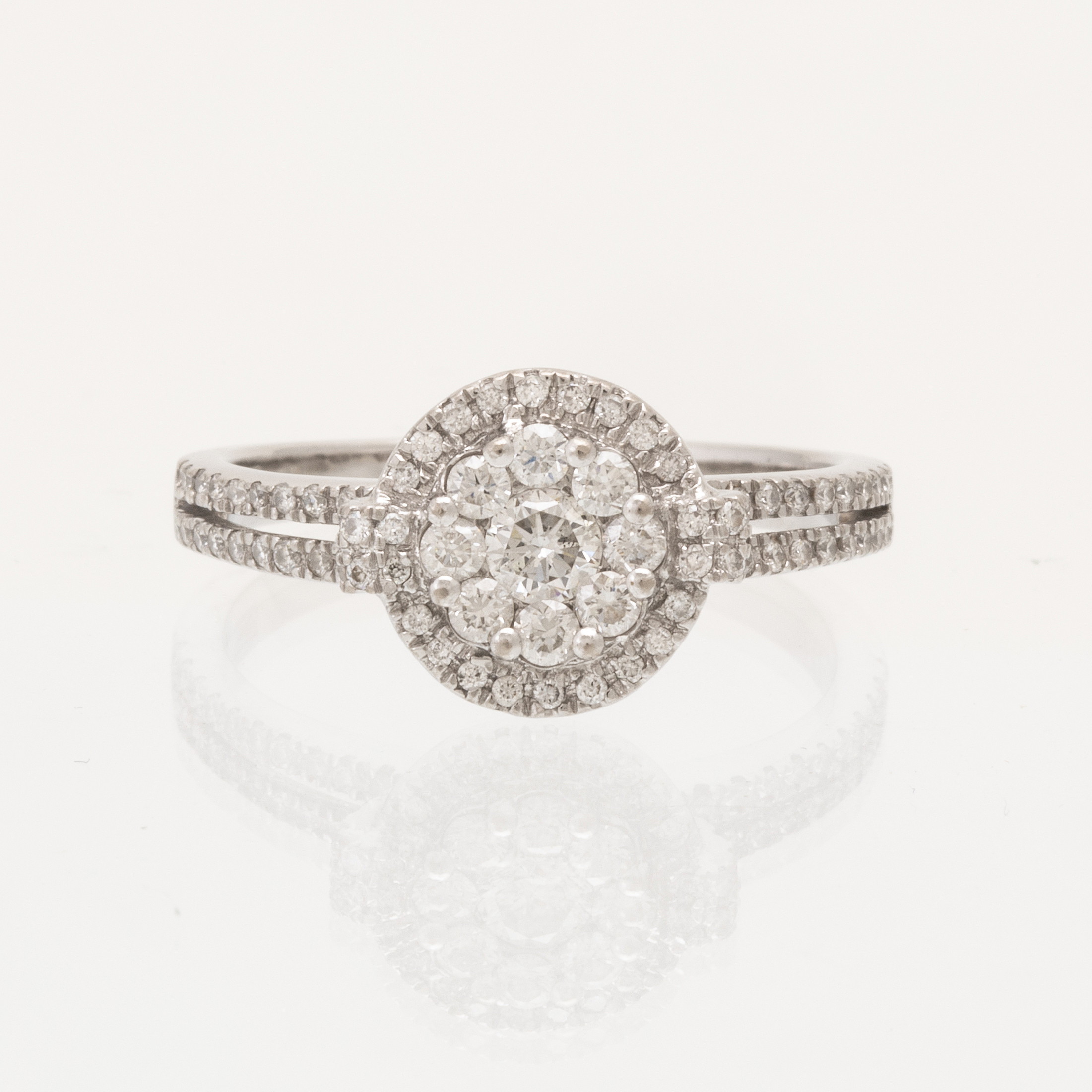 Ring 18K vitguld med runda briljantslipade diamanter. - Bukowskis