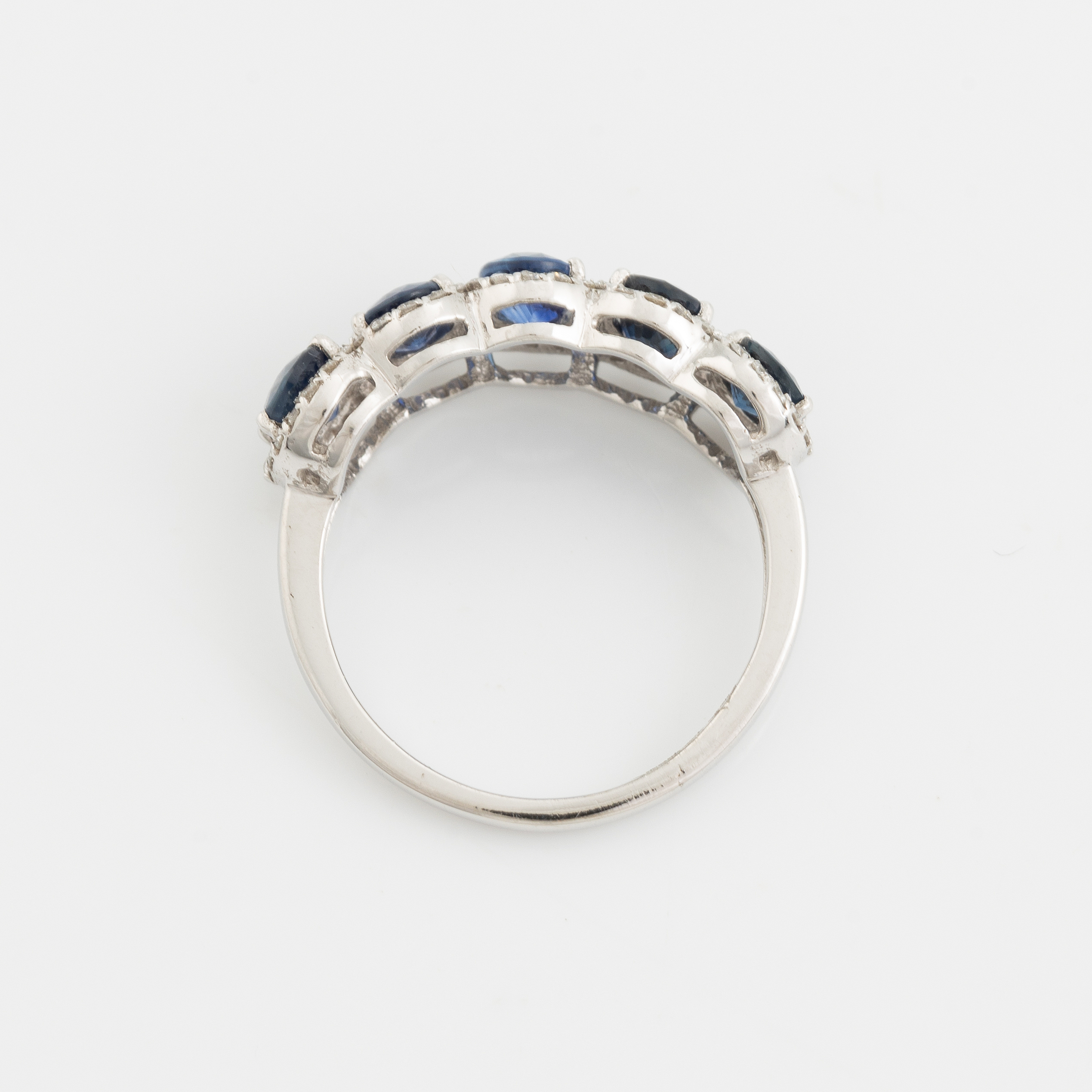 Ring med ovala safirer och briljantslipade diamanter. - Bukowskis