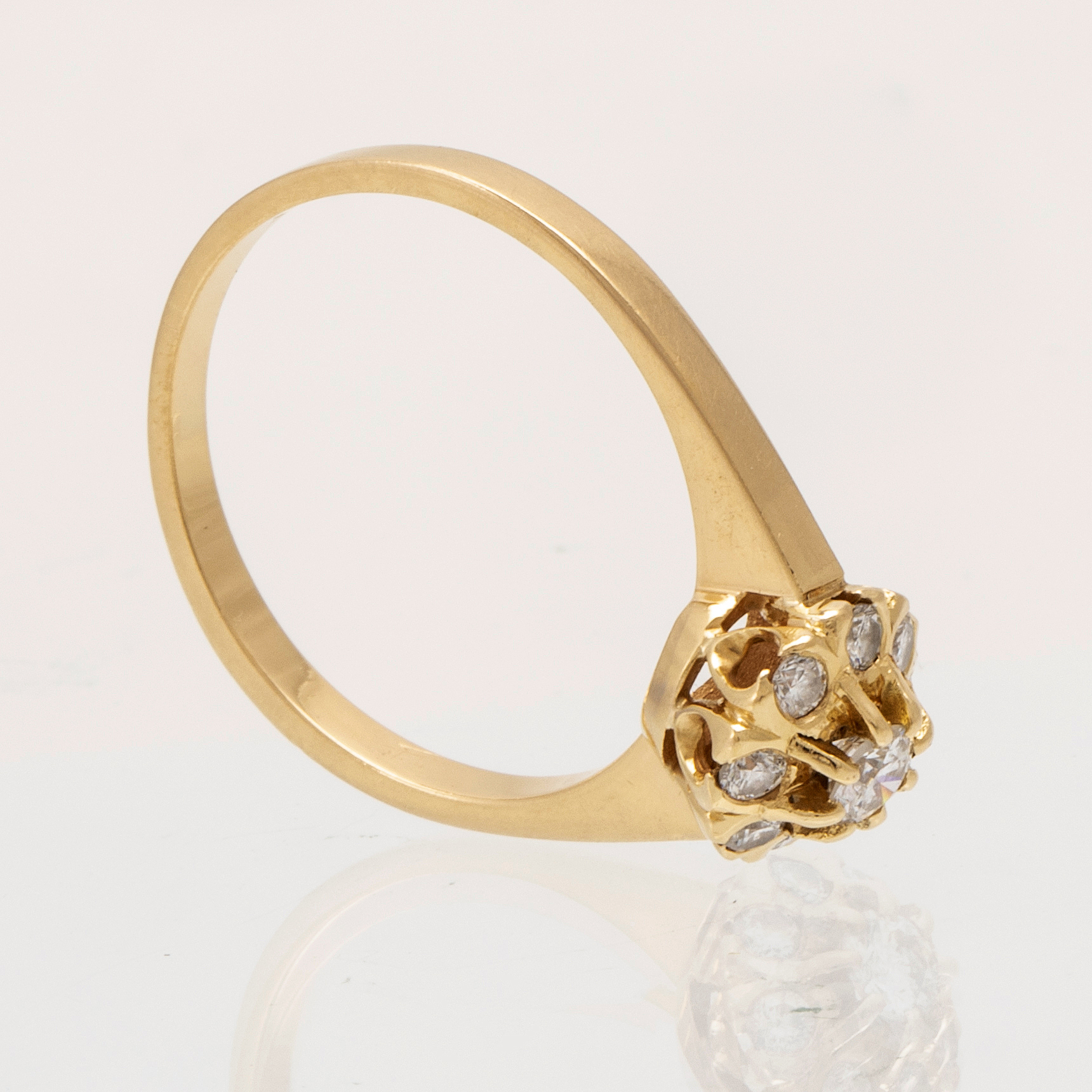 Ring Carmosé 18K guld med runda briljantslipade diamanter. - Bukowskis