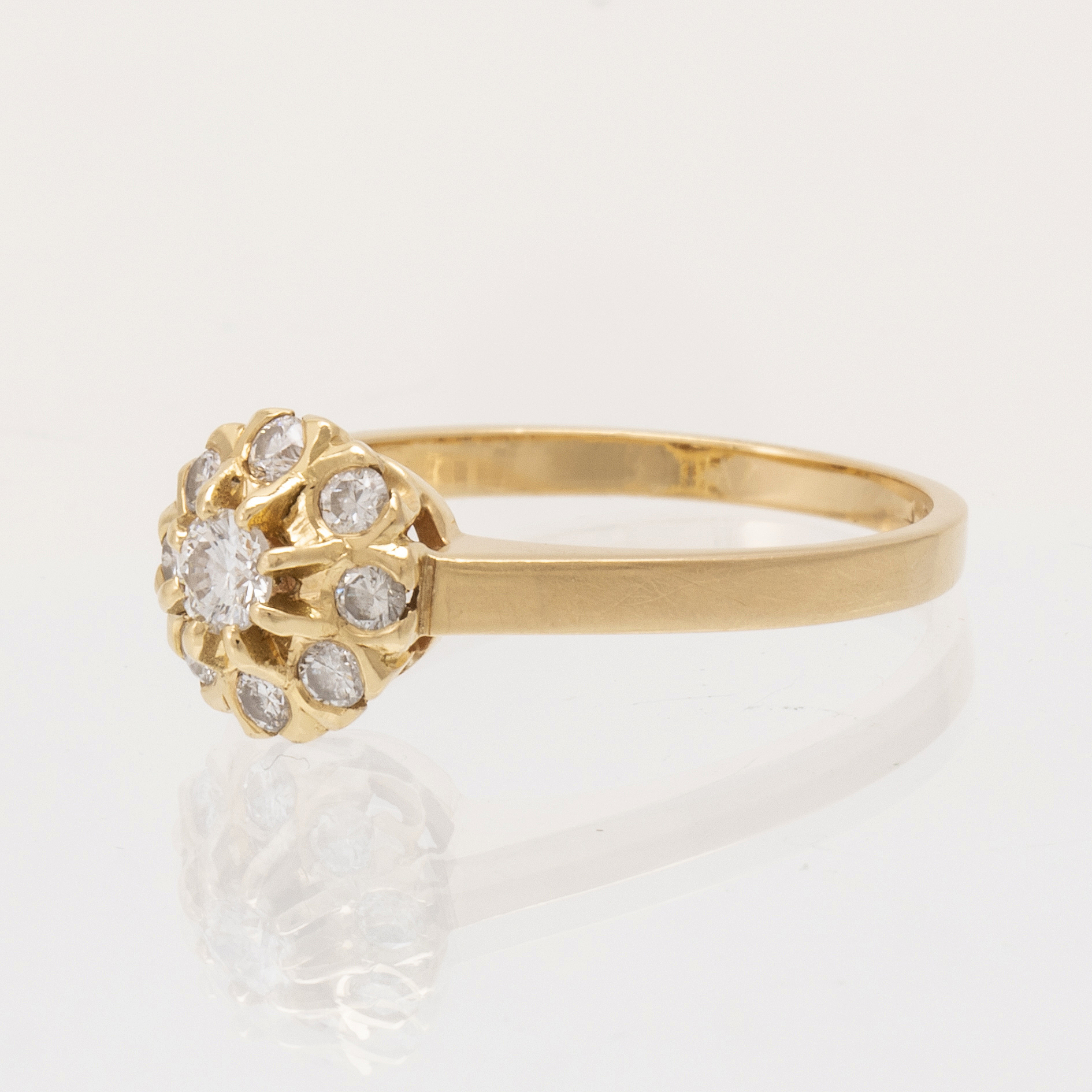 Ring Carmosé 18K guld med runda briljantslipade diamanter. - Bukowskis