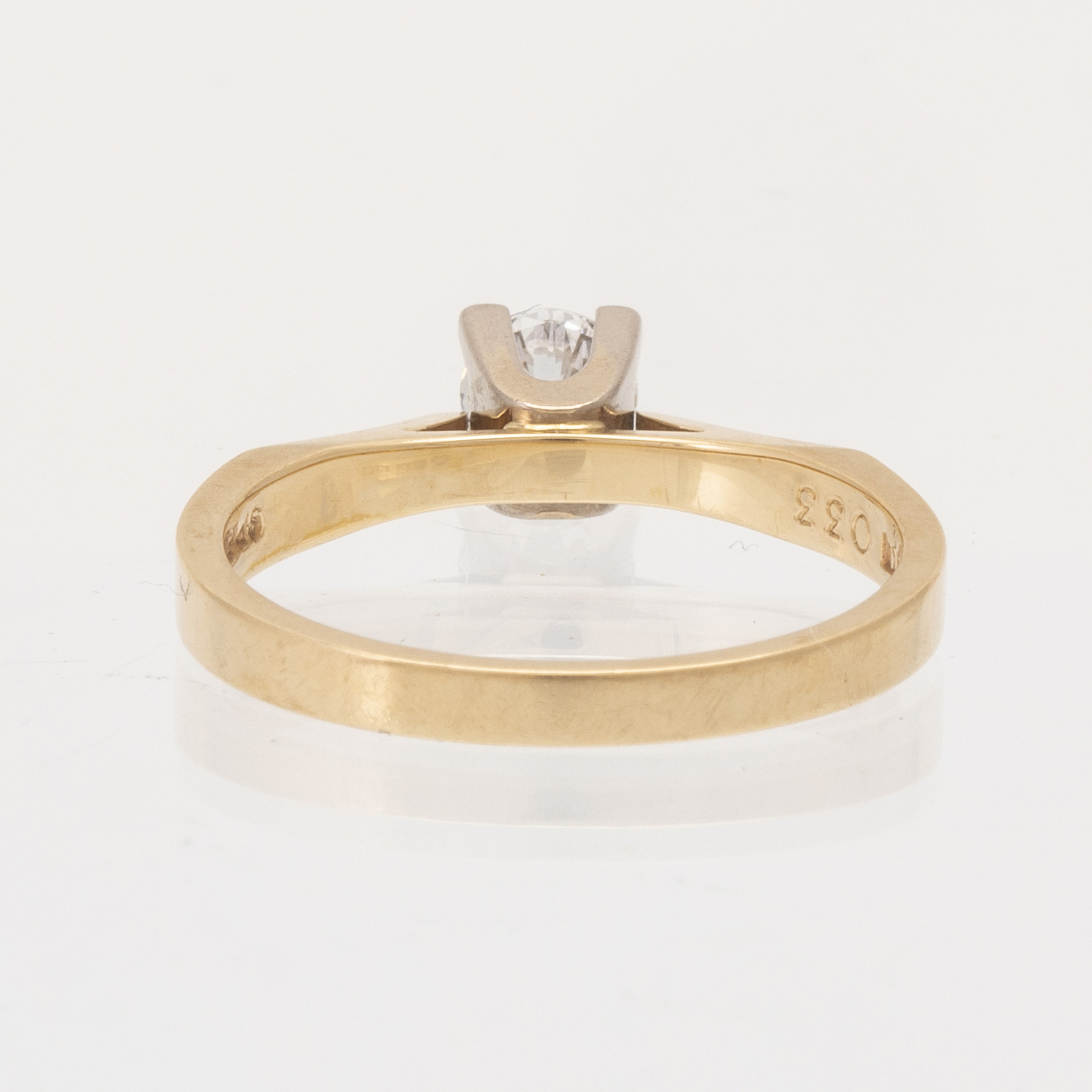 Ring solitär 18K vitt och rött guld med en rund briljantslipad diamant. - Bukowskis