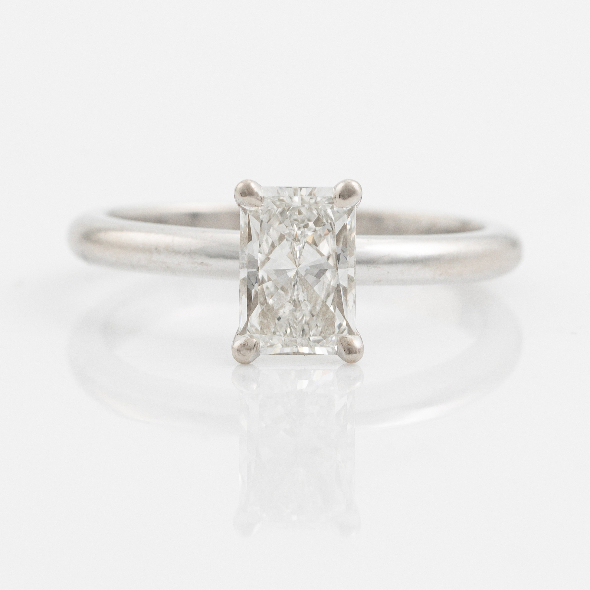 Ring 18K vitguld med radiant/mixed cut diamant, 1,01 ct. - Bukowskis