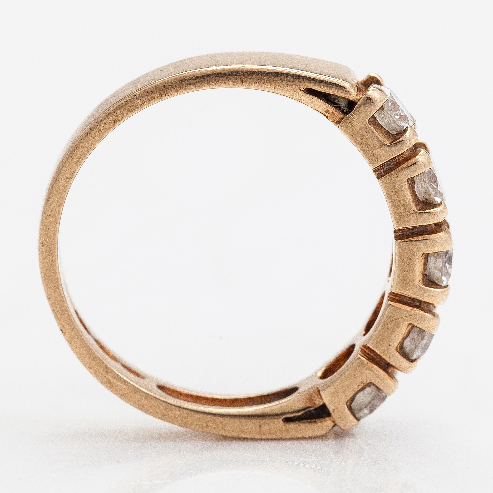 Alliansring, 14K guld med briljantslipade diamanter ca 0.75 ct totalt, 2009. - Bukowskis