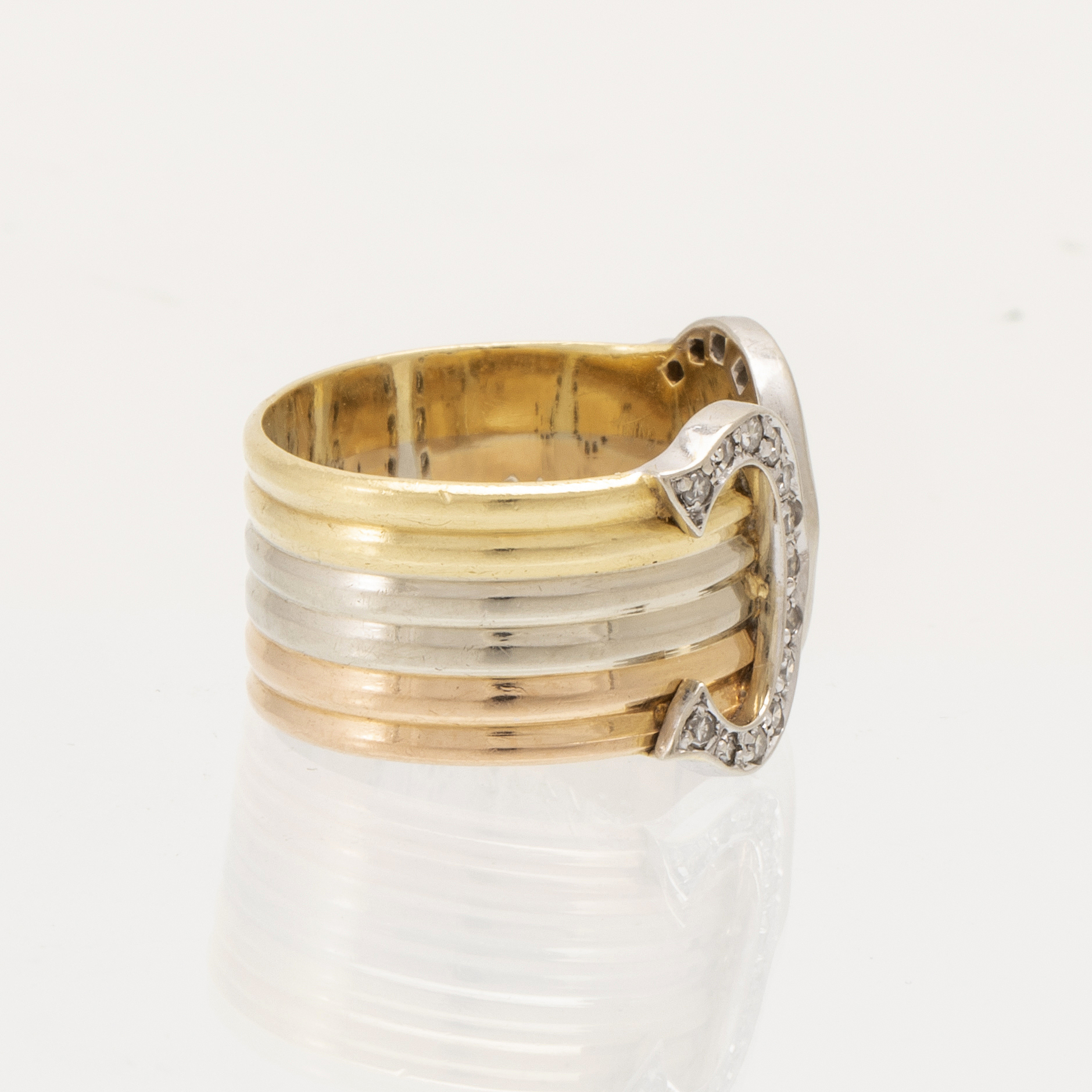 Cartier ring "Double C" 18K trefärgat guld med runda enkelslipade diamanter. - Bukowskis