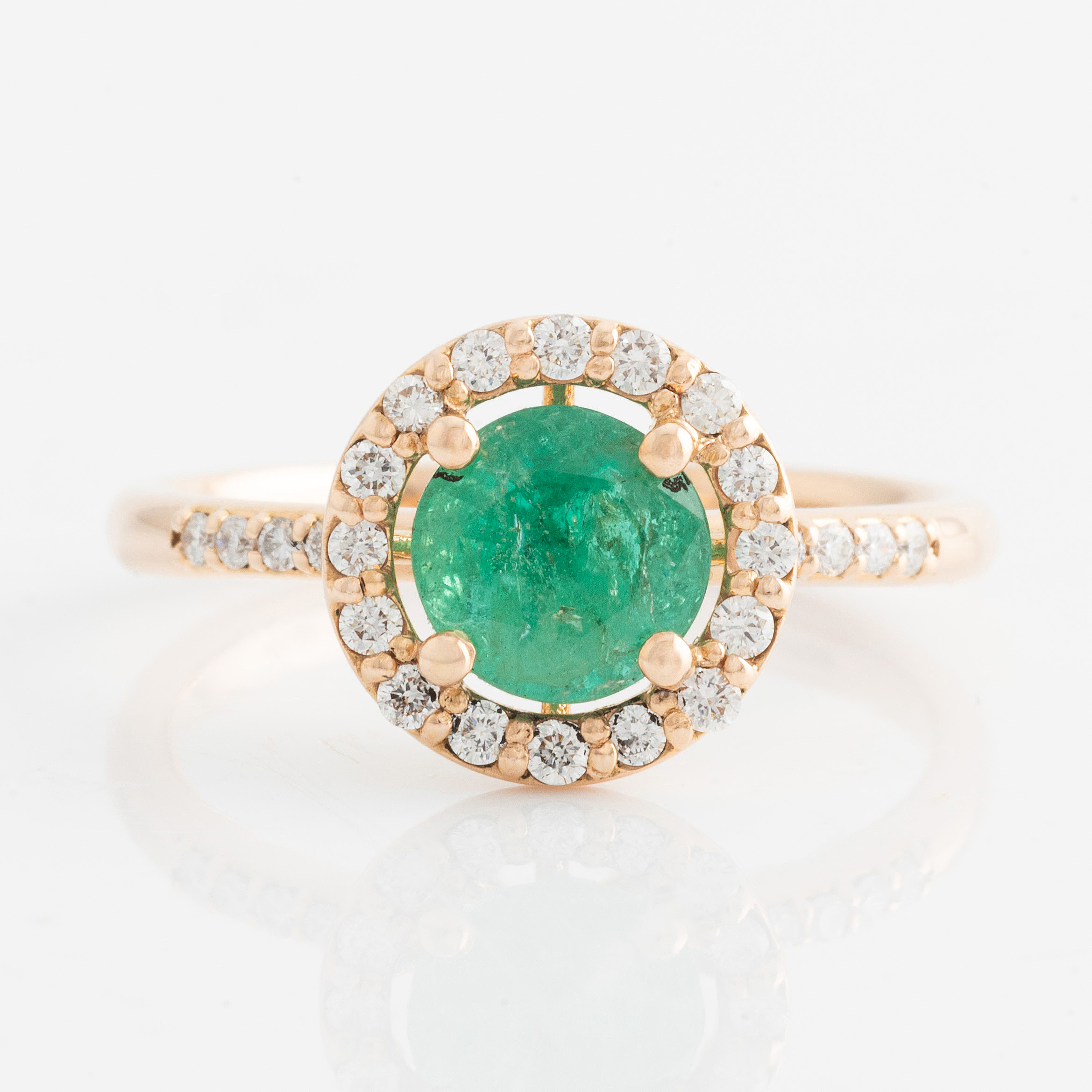 Ring 18K guld med en fasettslipad smaragd och runda briljantslipade diamanter. - Bukowskis