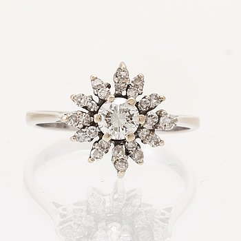 Ring 18K vitguld med rund briljantslipad samt runda enkelslipade ...