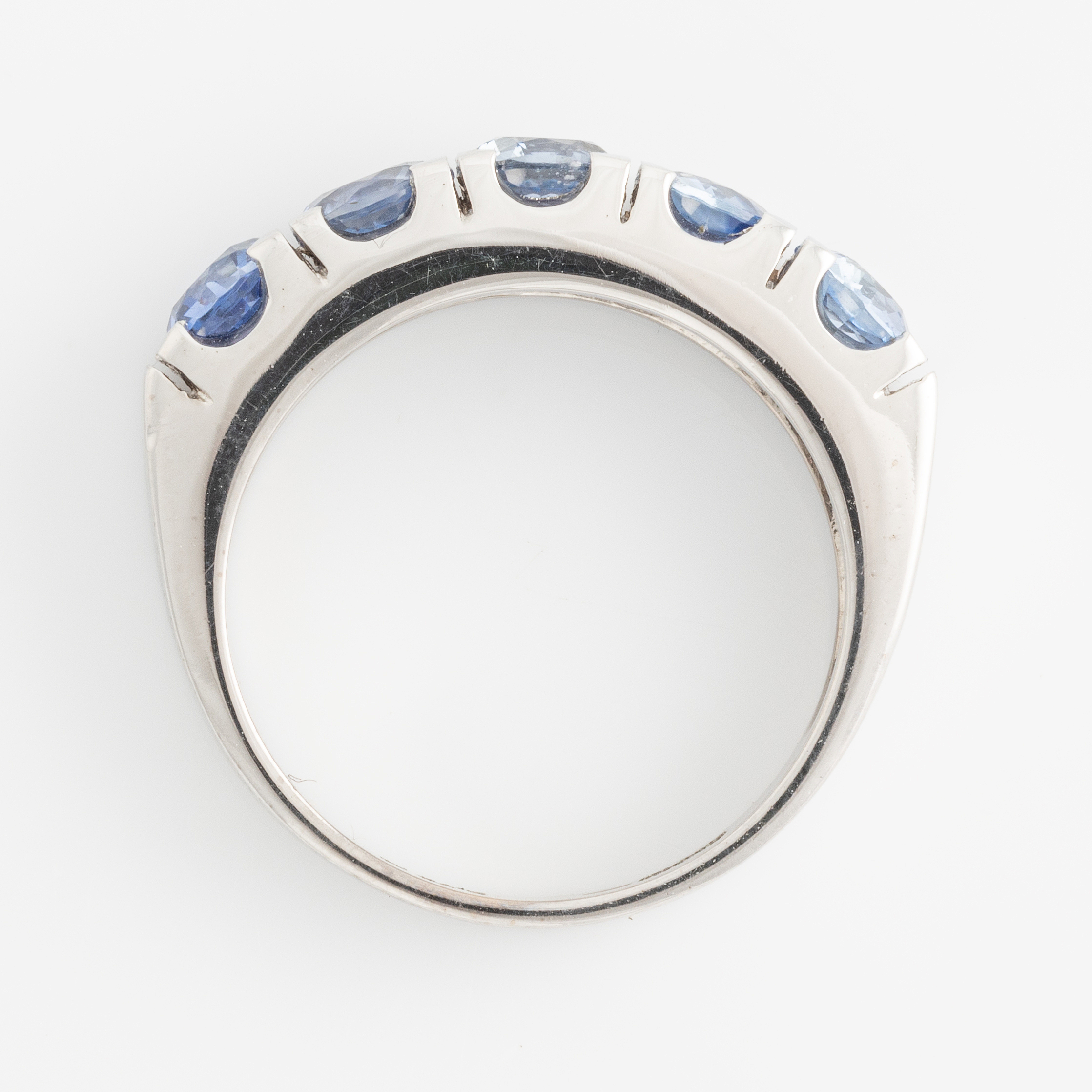 Ring med runda fasettslipade safirer. - Bukowskis