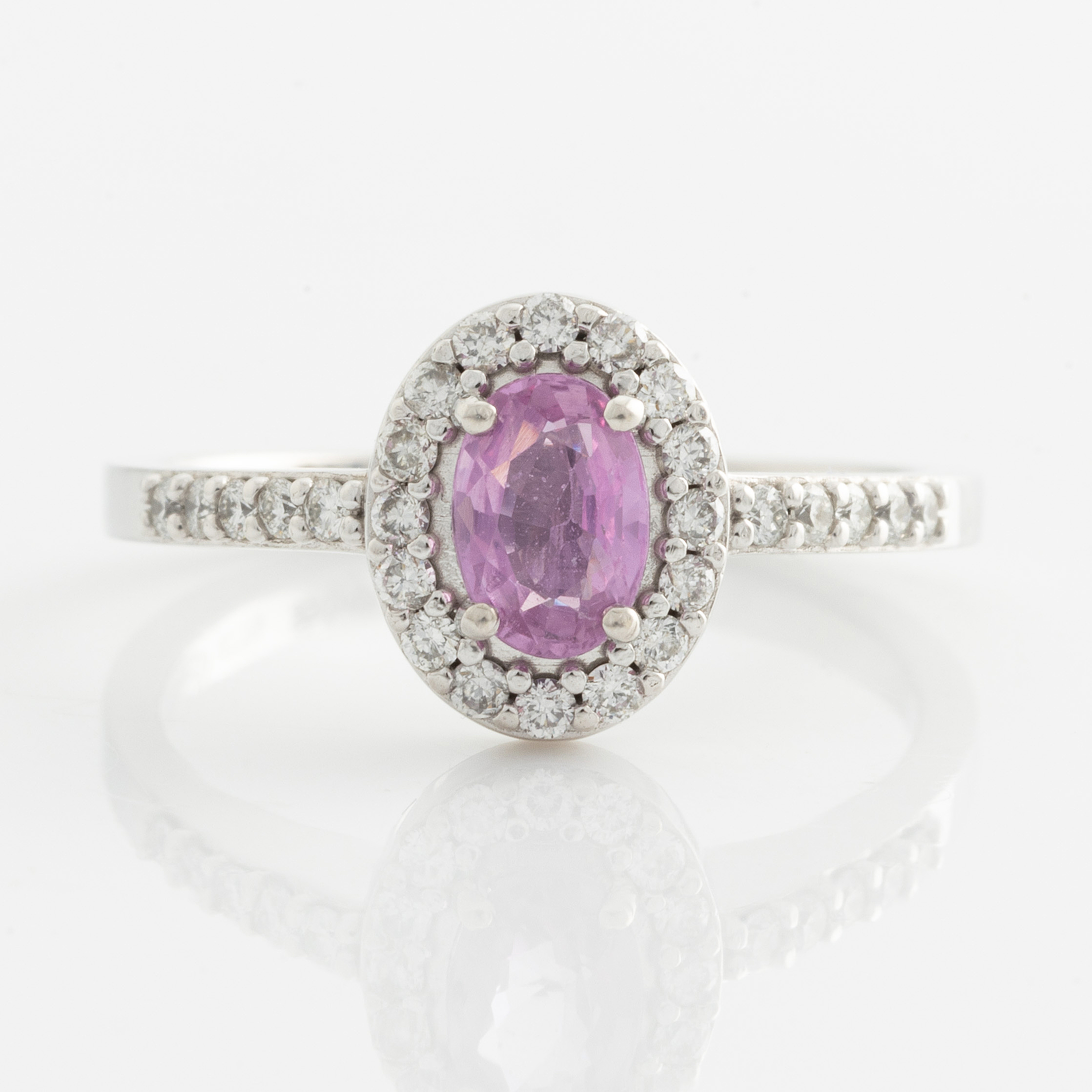 Ring 14K guld med en rosa safir och runda briljantslipade diamanter. - Bukowskis