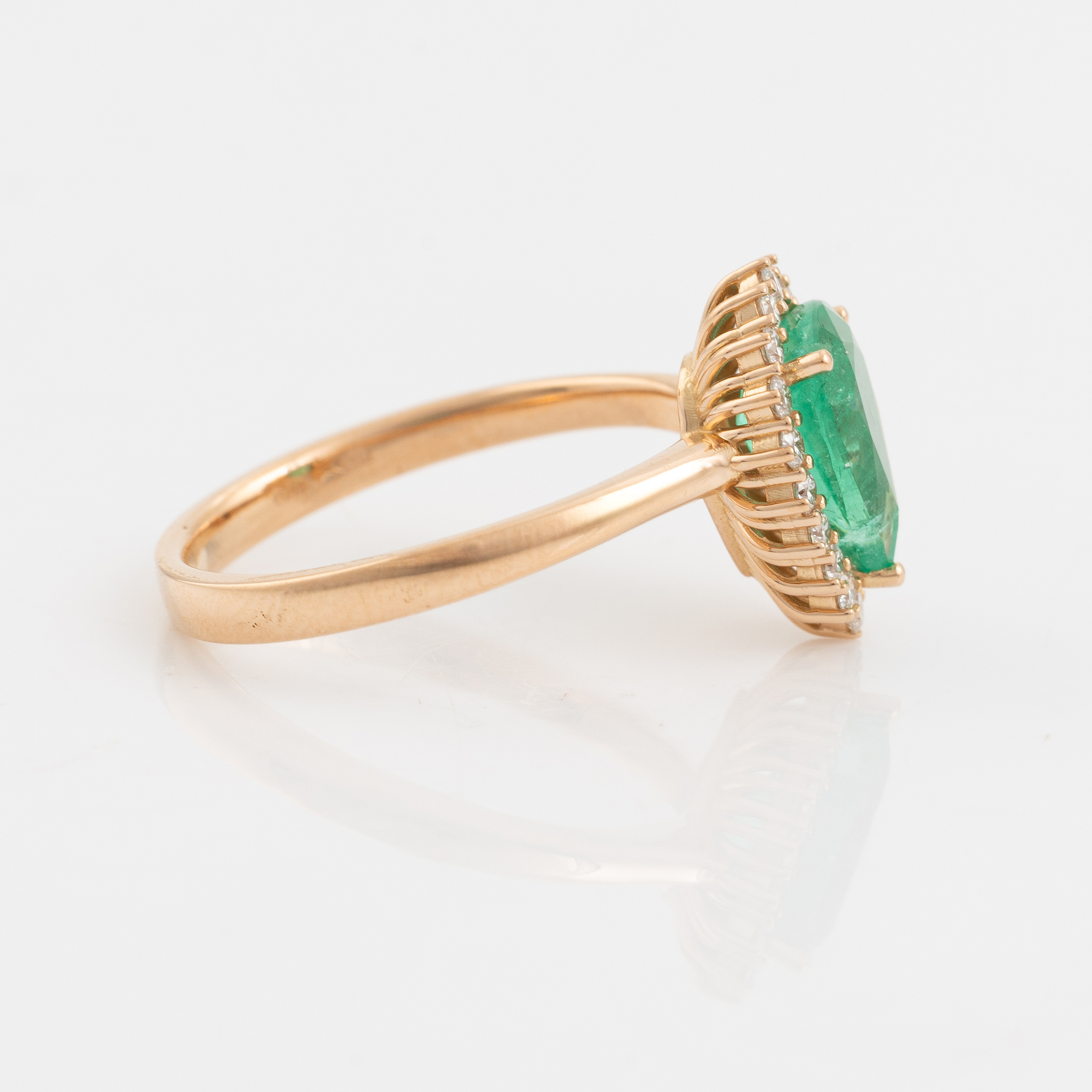 Ring med droppformad smaragd och briljantslipade diamanter. - Bukowskis