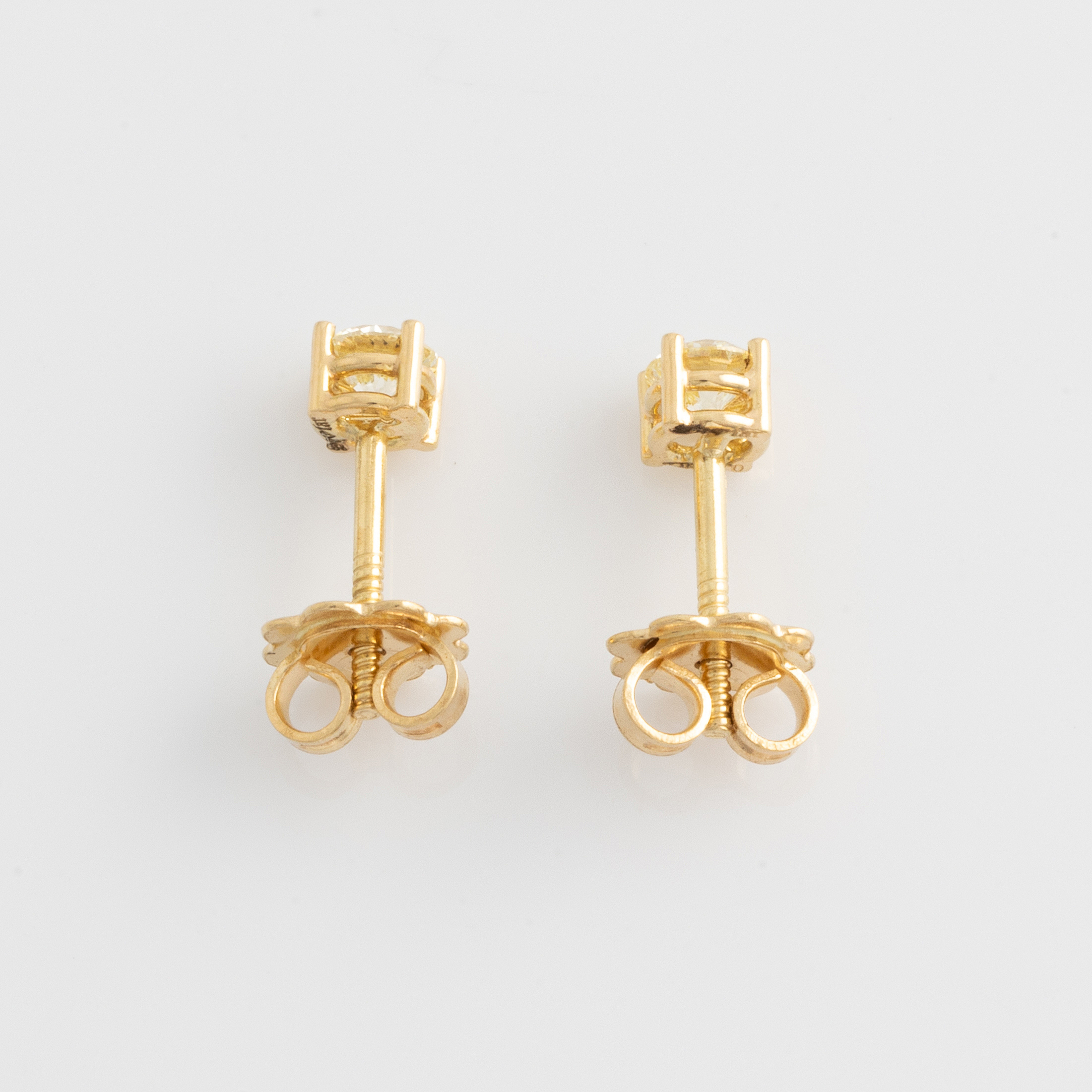 Örhängen med briljantslipade diamanter. - Bukowskis