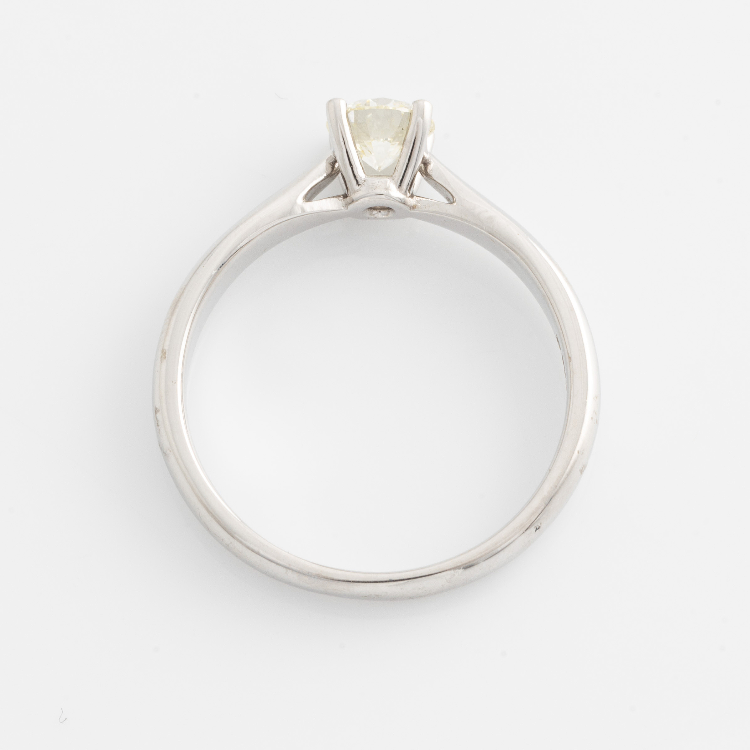 Ring with brilliant-cut diamond. - Bukowskis
