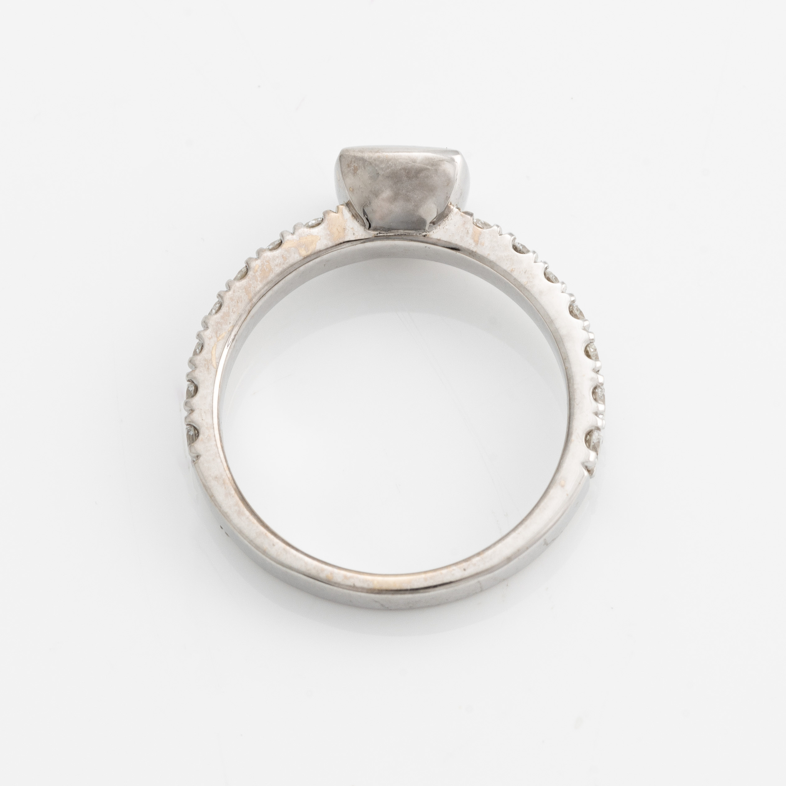 Ring 14K guld med en prinsesslipad diamant samt runda briljantslipade diamanter. - Bukowskis