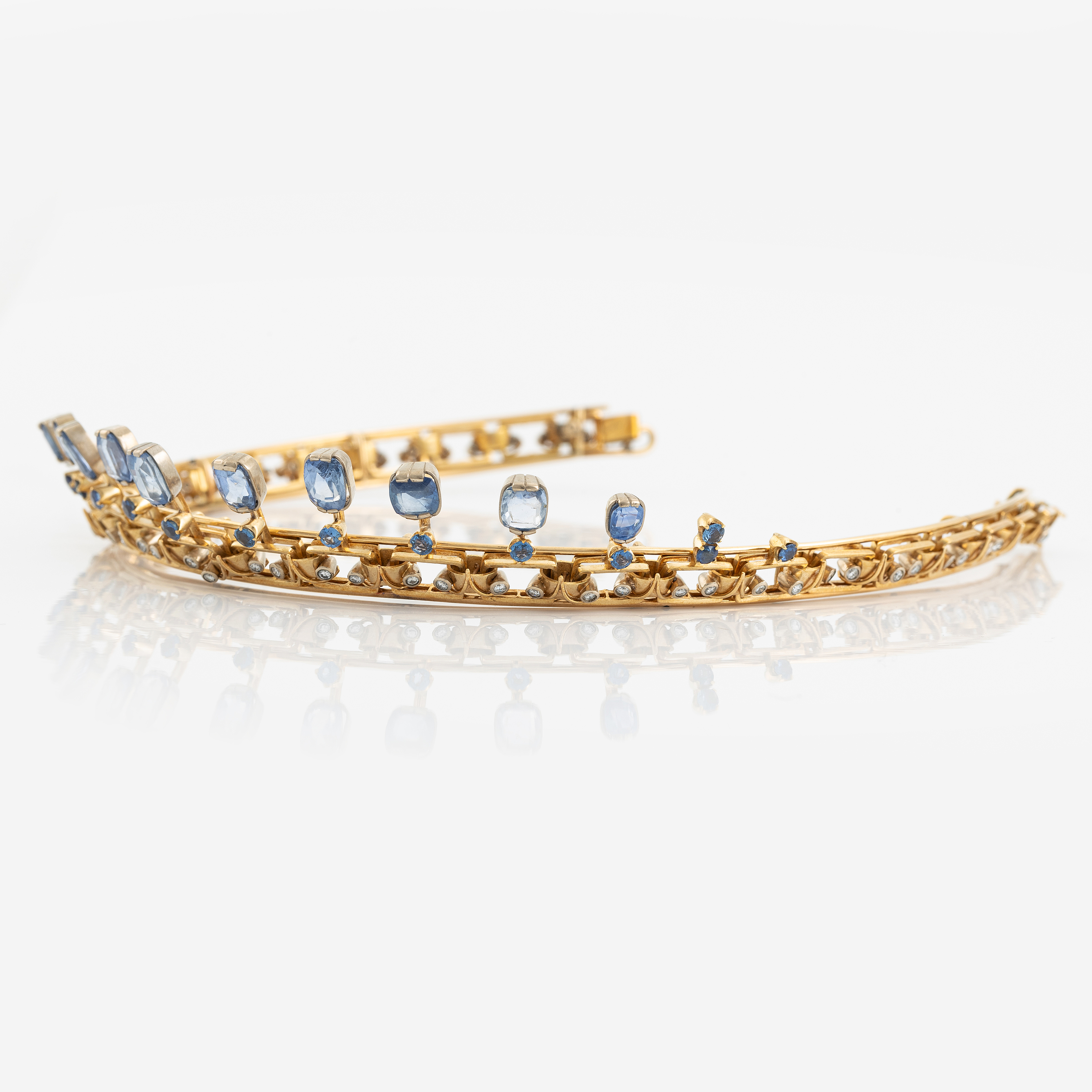 Tiara/collier 18K guld med safirer och runda briljantslipade diamanter ...