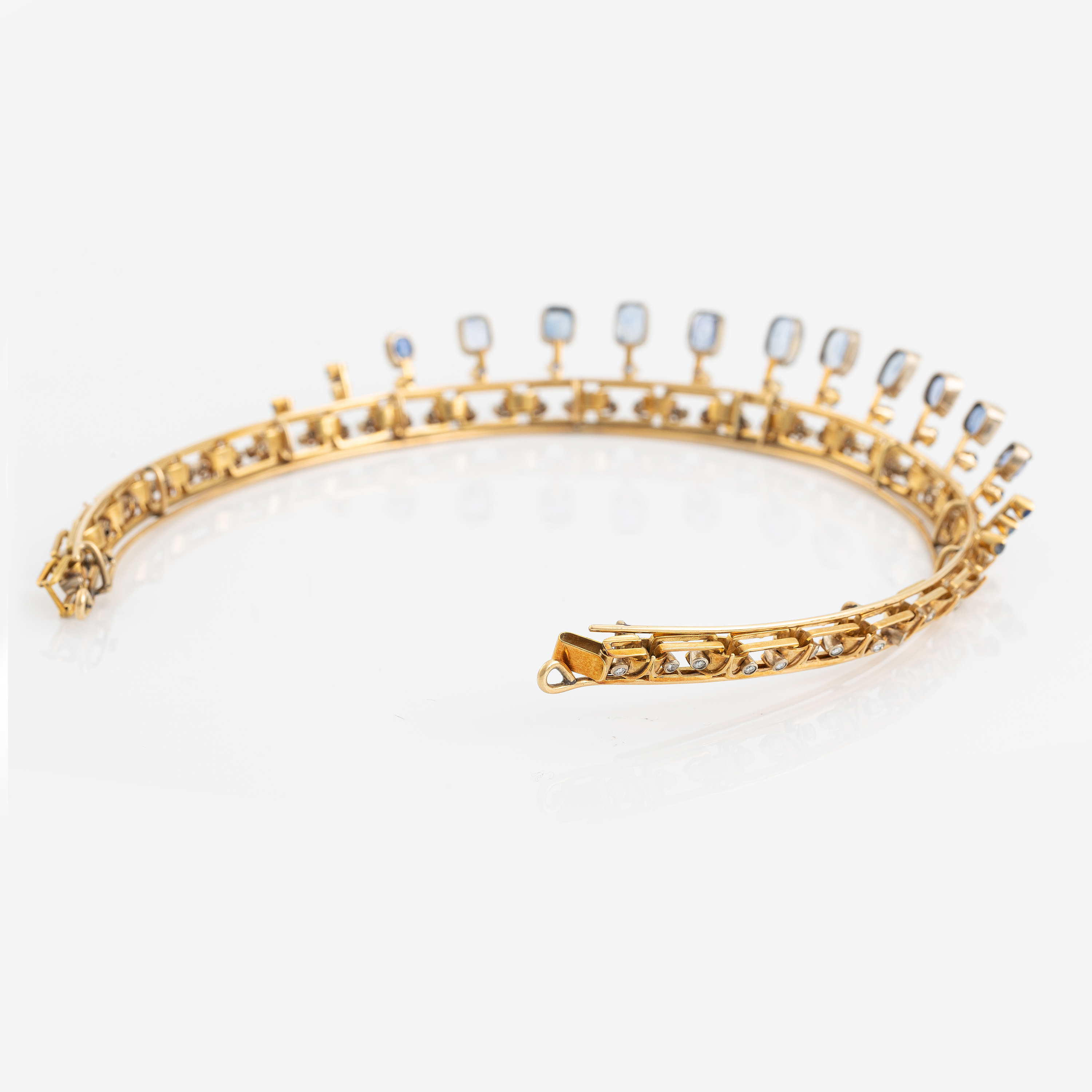 Tiara/collier 18K guld med safirer och runda briljantslipade diamanter ...