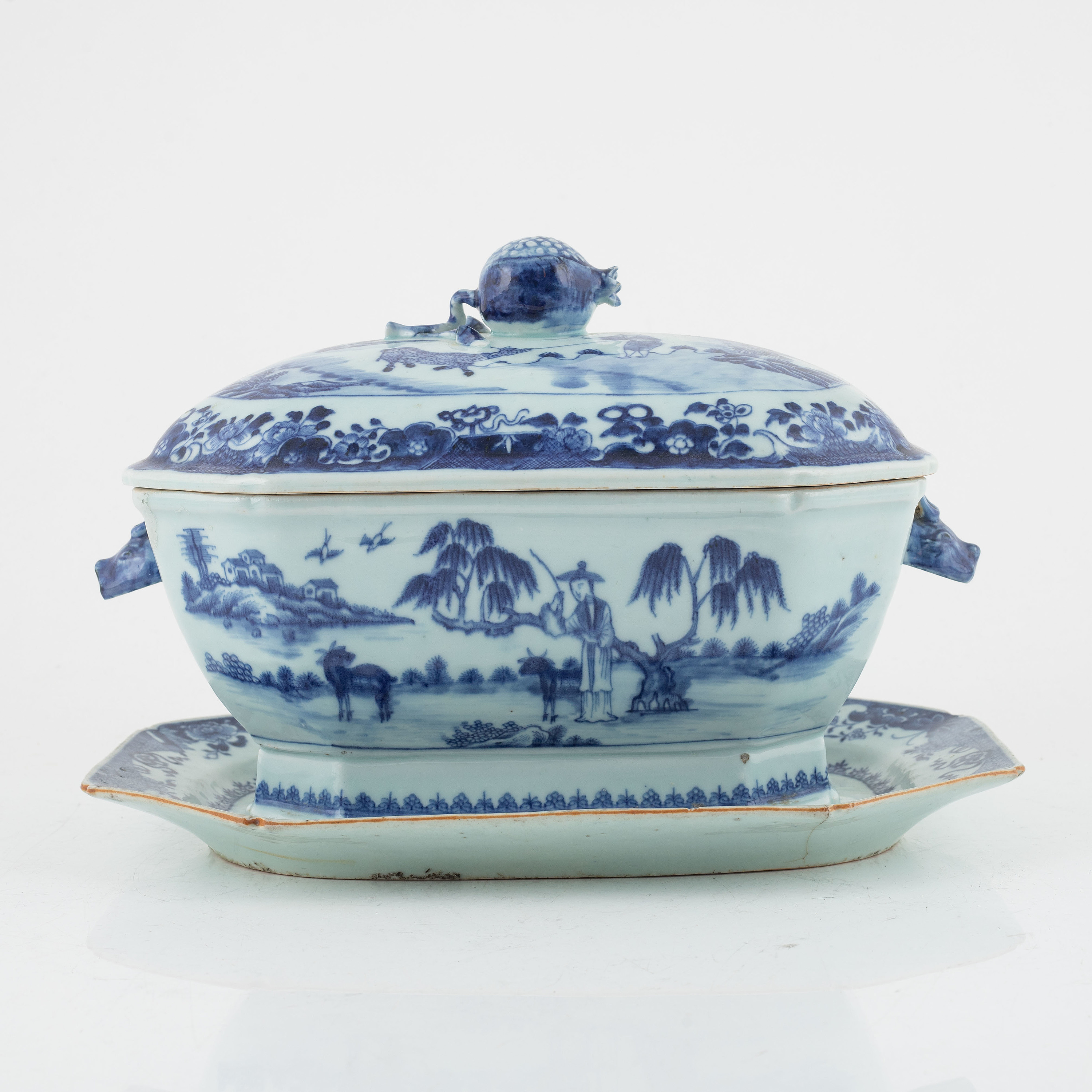 Terrin med lock och fat, porslin, Kina, Qingdynastin, Qianlong (1736-95 ...