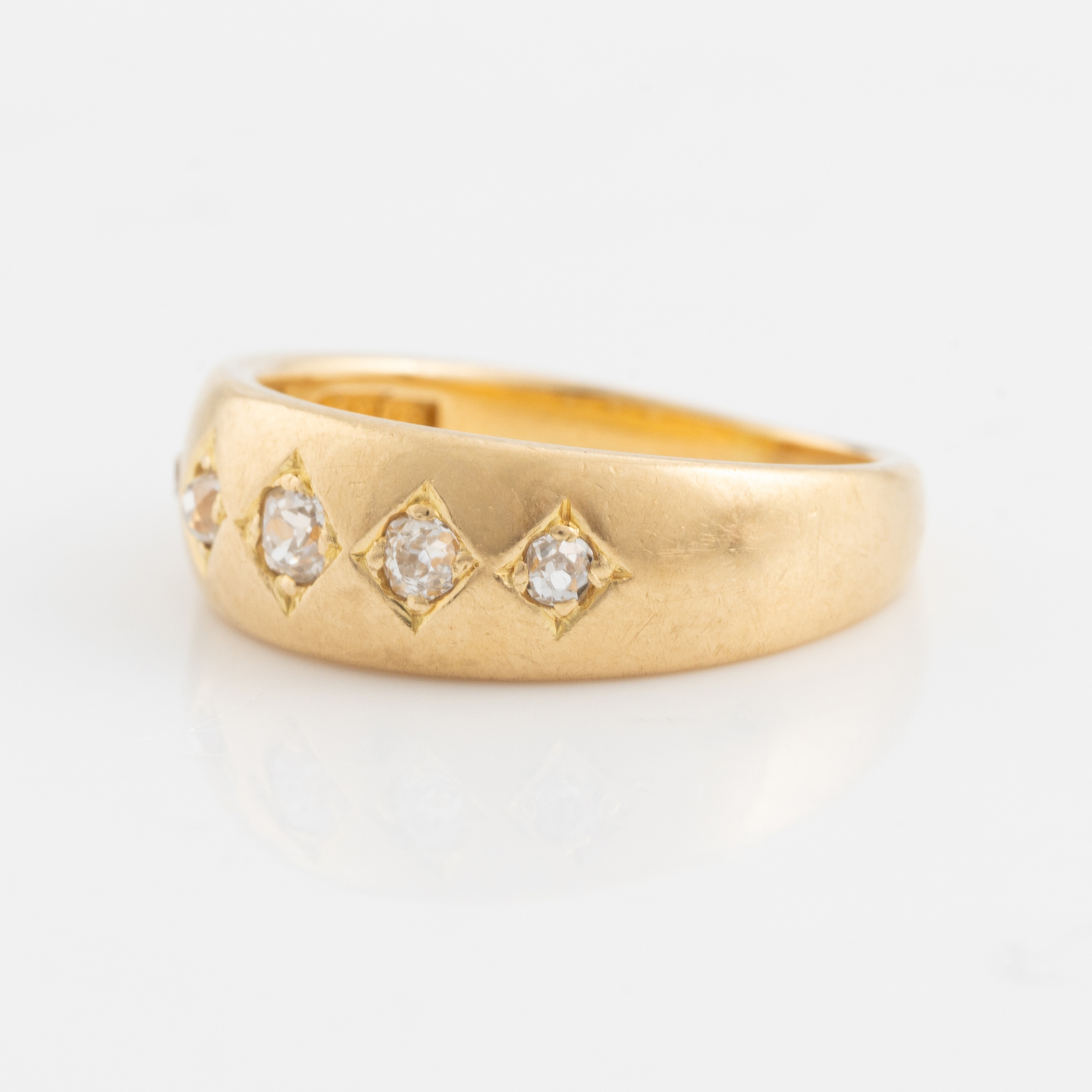 Ring, guld med cushionslipade diamanter. - Bukowskis