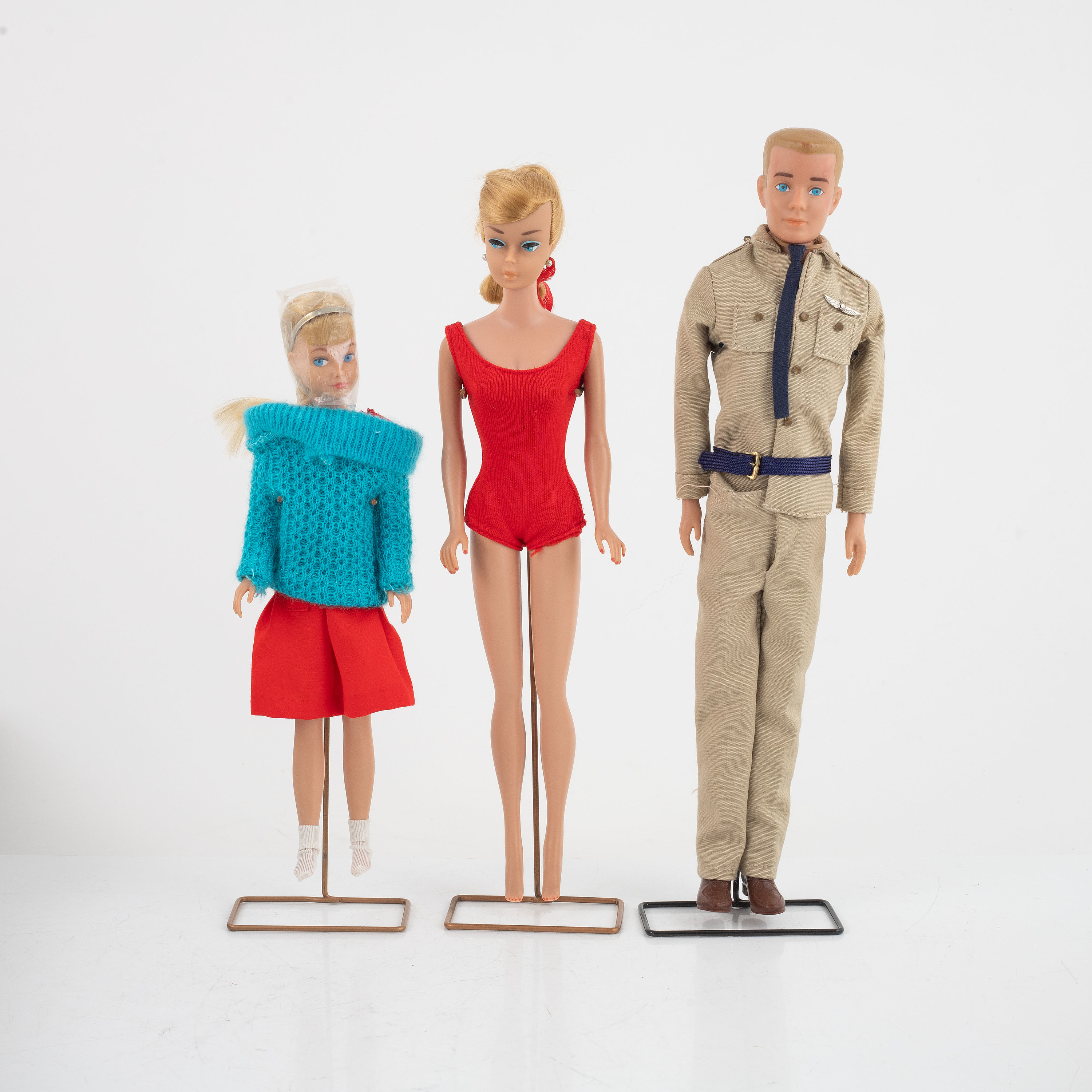 Barbie, dockor, 3 st, samt accessoarer och vinylgarderob, Mattel, 1960 ...