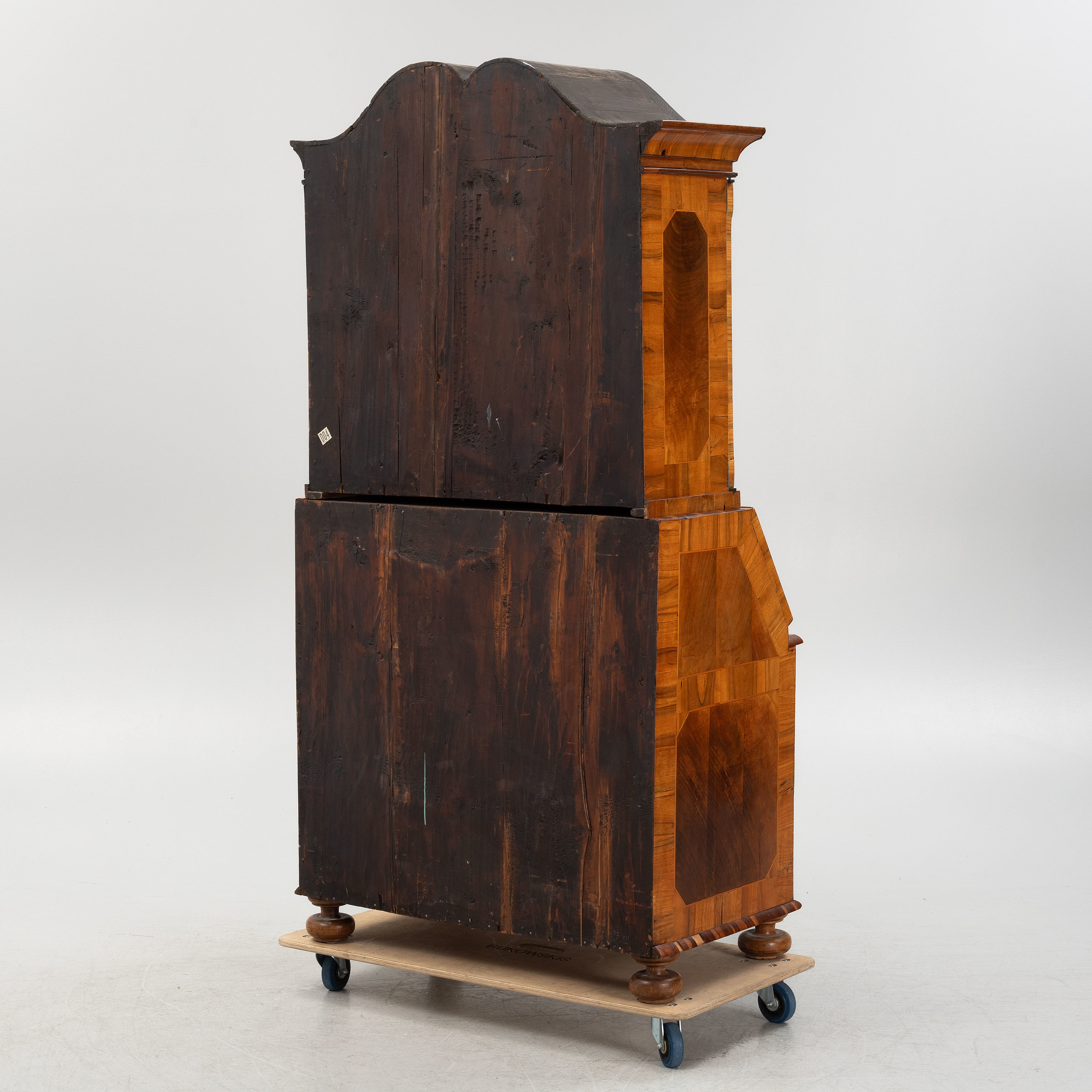 Skrivskåp, senbarock 1700-tal. - Bukowskis