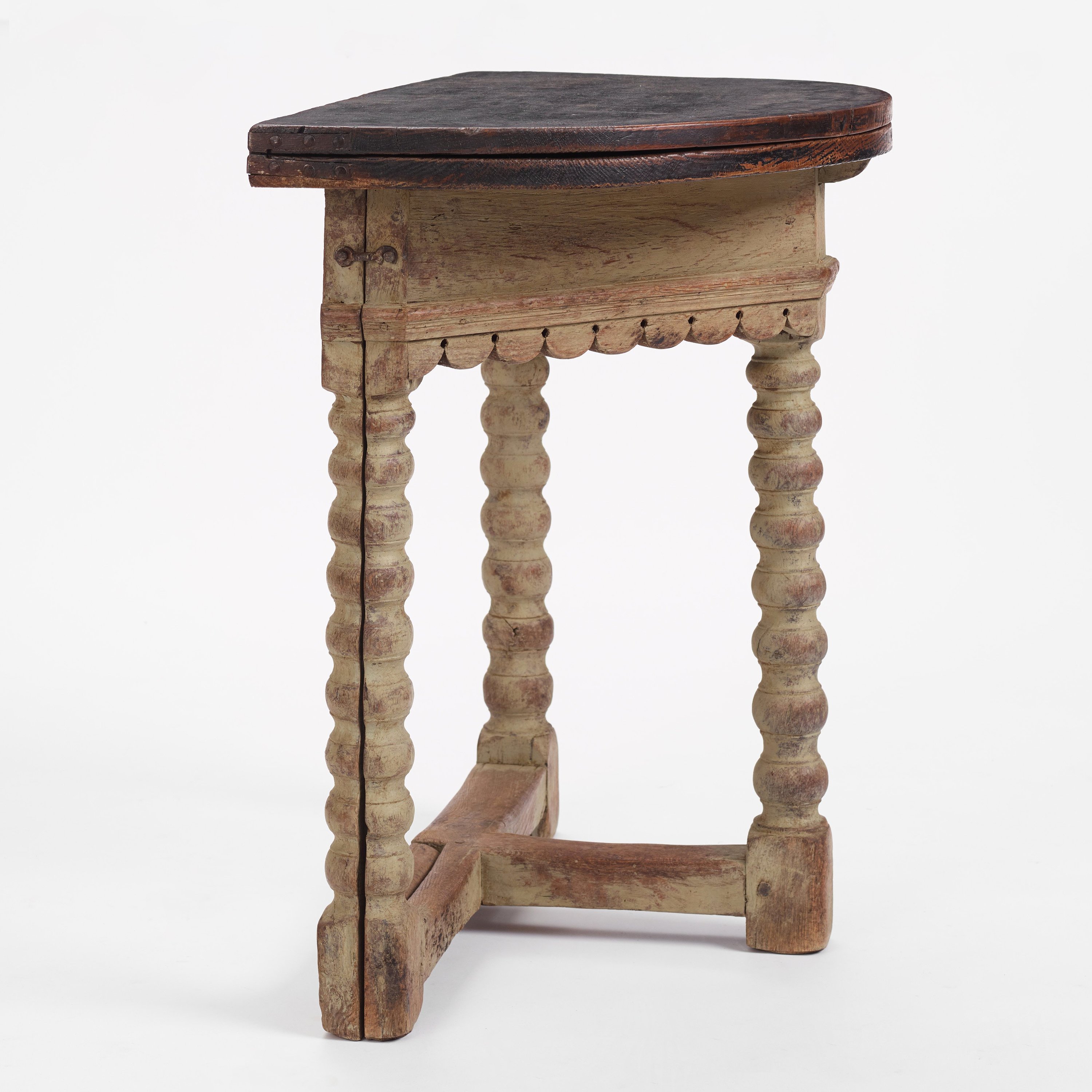 A Swedish Baroque demi lune gate-leg table, circa 1700. - Bukowskis