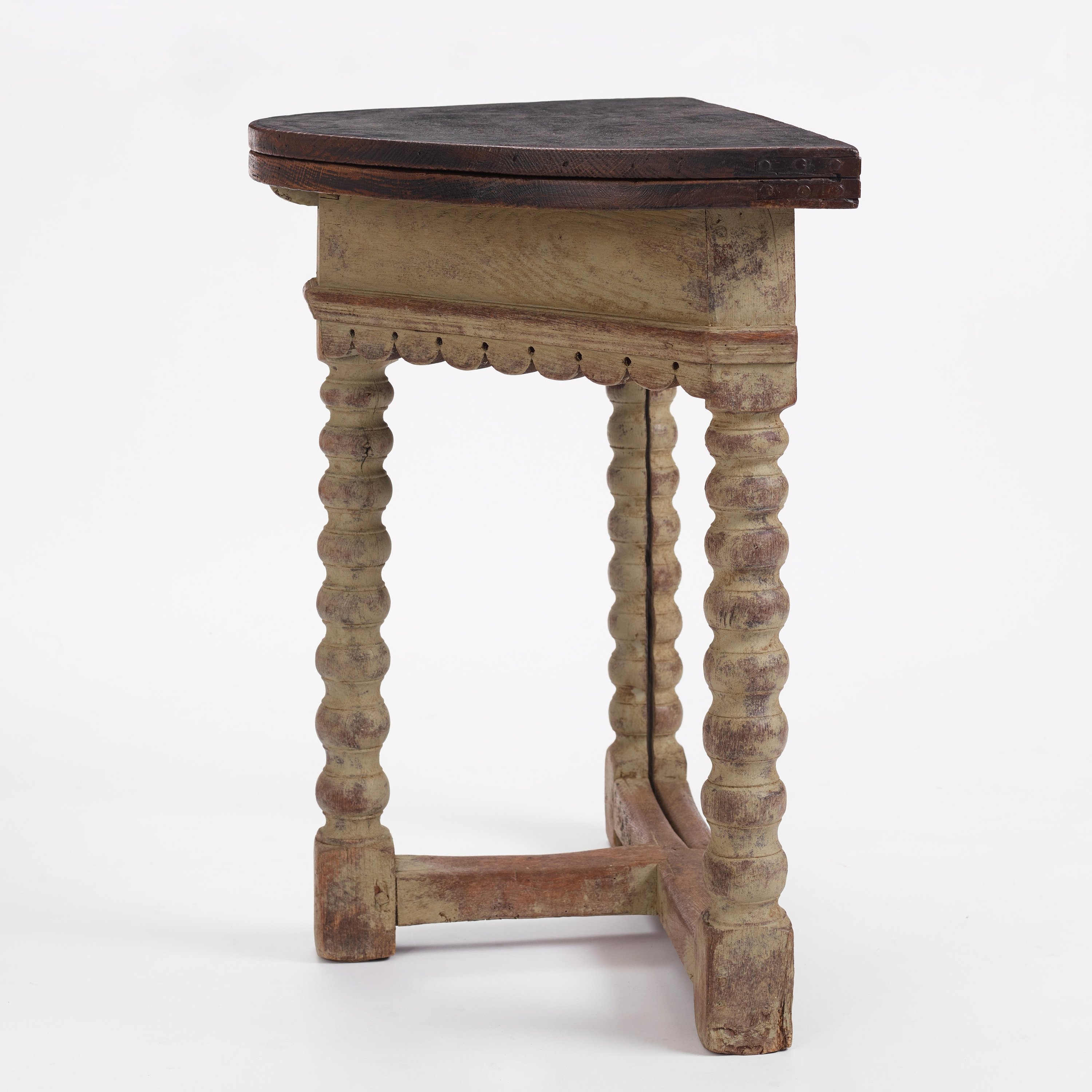 A Swedish Baroque demi lune gate-leg table, circa 1700. - Bukowskis
